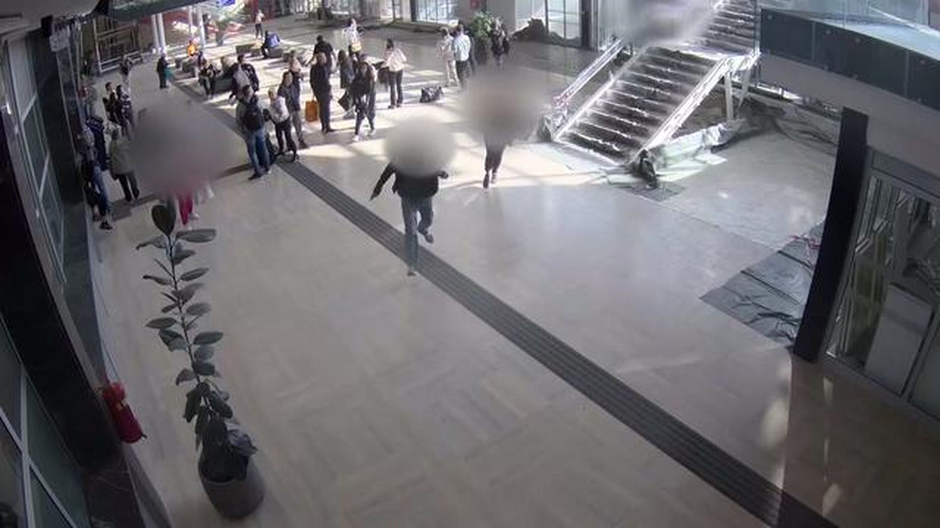 Pad nadstrešnice u Novom Sadu