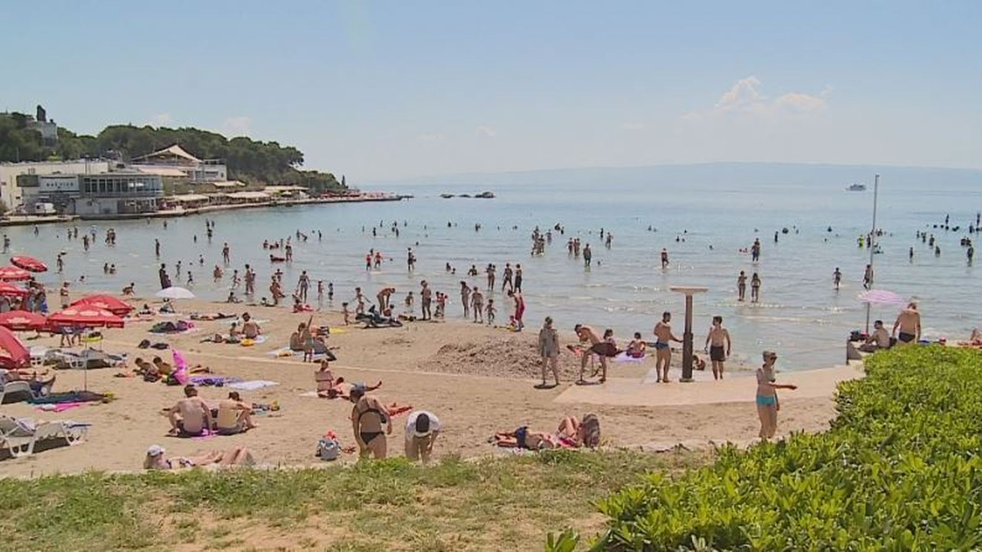 Dalmacija spremna za turiste: Na plažama se već traži spas od žege ...