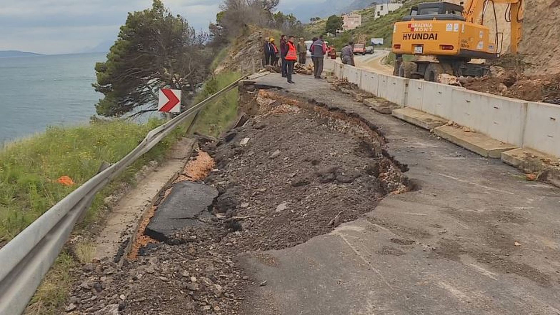 Zbog klizišta na ulazu u Podgoru cijeli dan zavoren promet