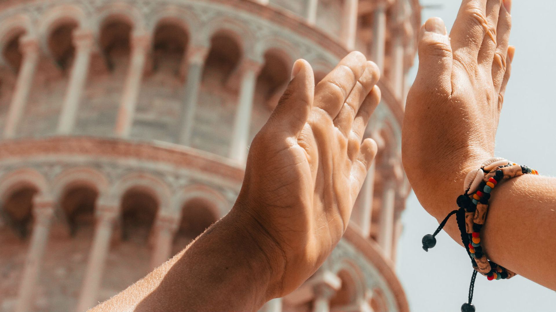 Kako se pozdravljati bez rukovanja?