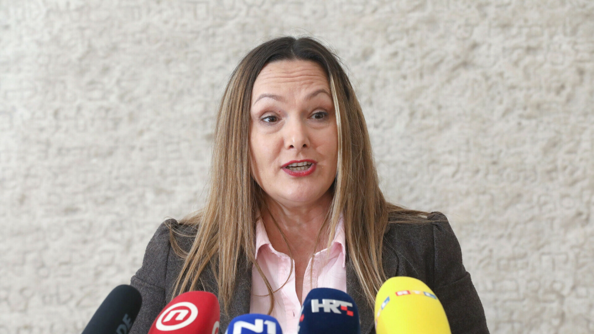 Vukovac pozvala na postupak protiv urednika Novosti, niz reakcija ...