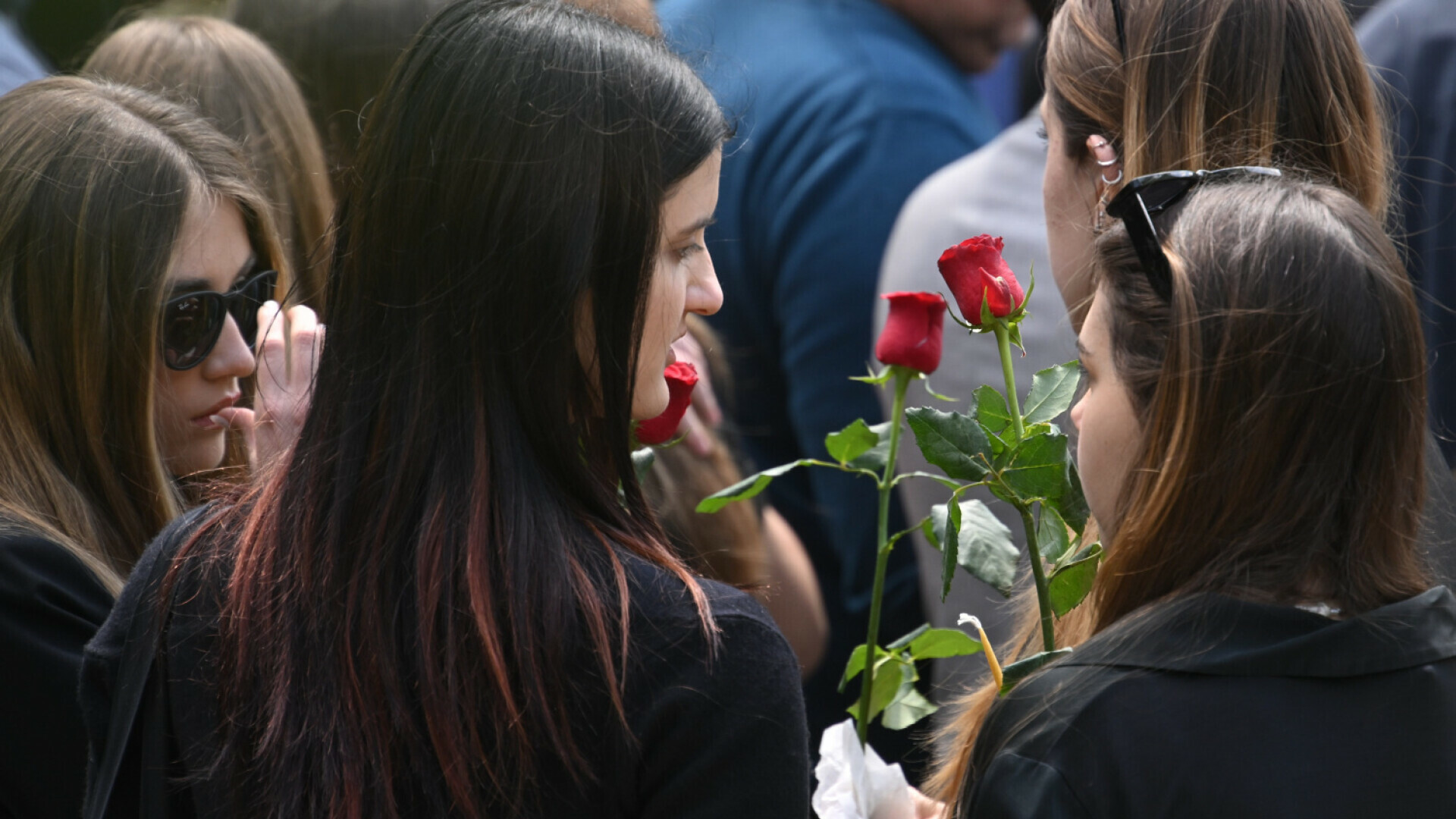 VELIKA GALERIJA Tuga na beogradskim grobljima: Pokopana djeca i zaštitar, tisuće ljudi u suzama