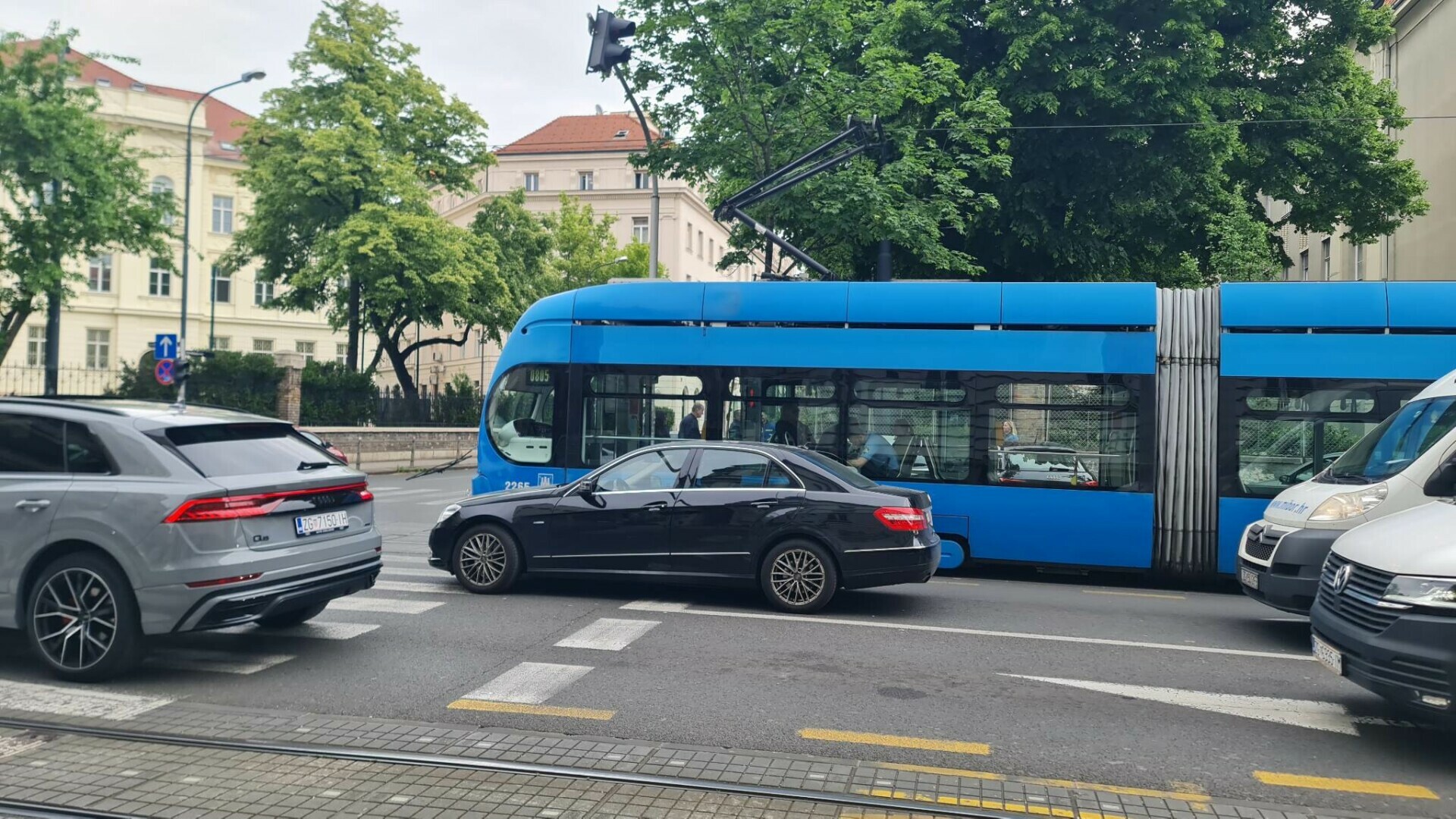 FOTO Nalet tramvaja na pješakinju: Promet u centru Zagreba otežan ...