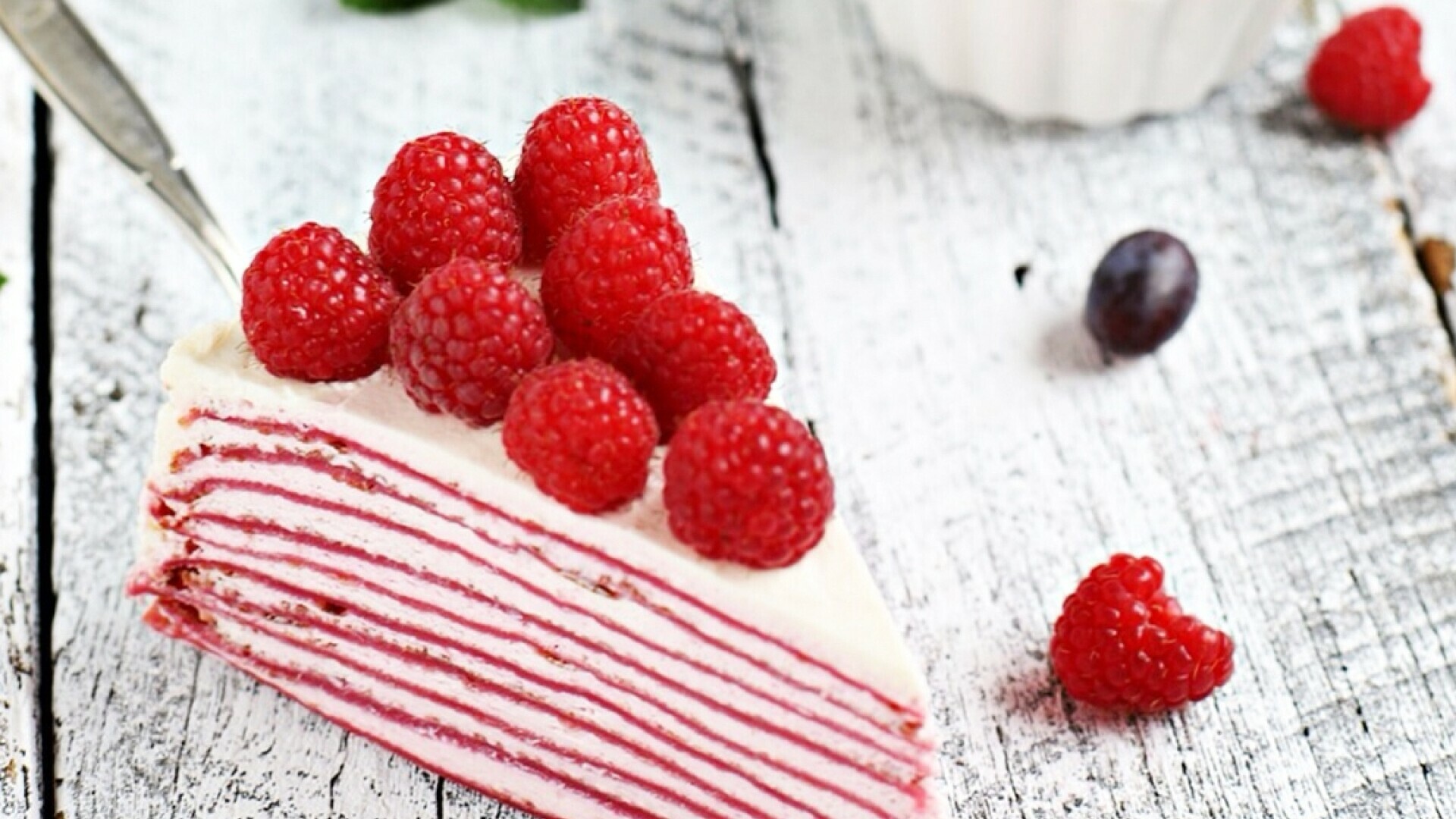 Tako fina torta od crvenih palačinki s neočekivanim sastojkom