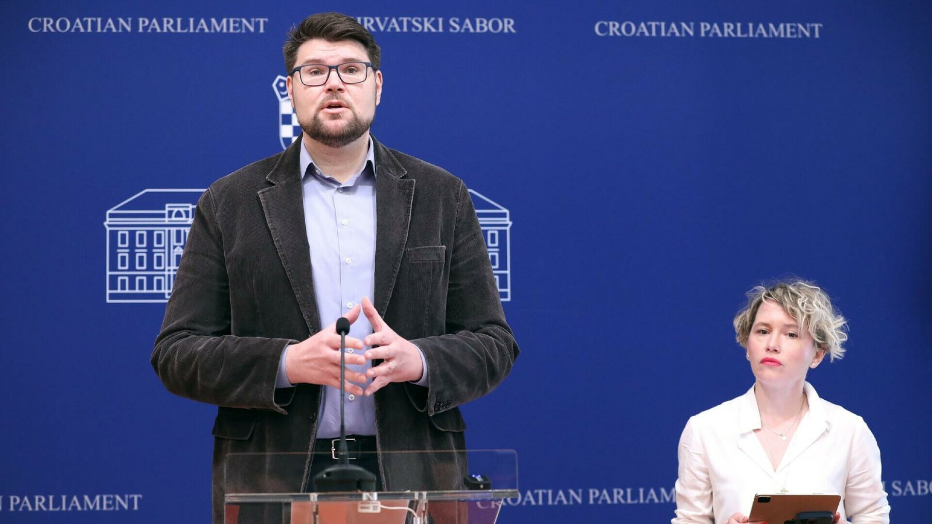 Pogledajte zašto su fotografije s presice Peđe Grbina i Ivane Kekin ...