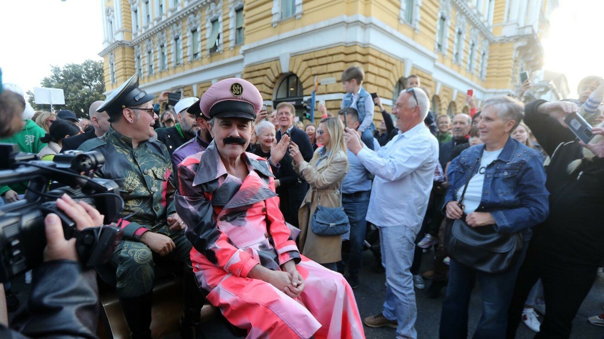 Mrle pozirao samo u gaćicama i sakou, a zbog pitanja koje je postavio ...