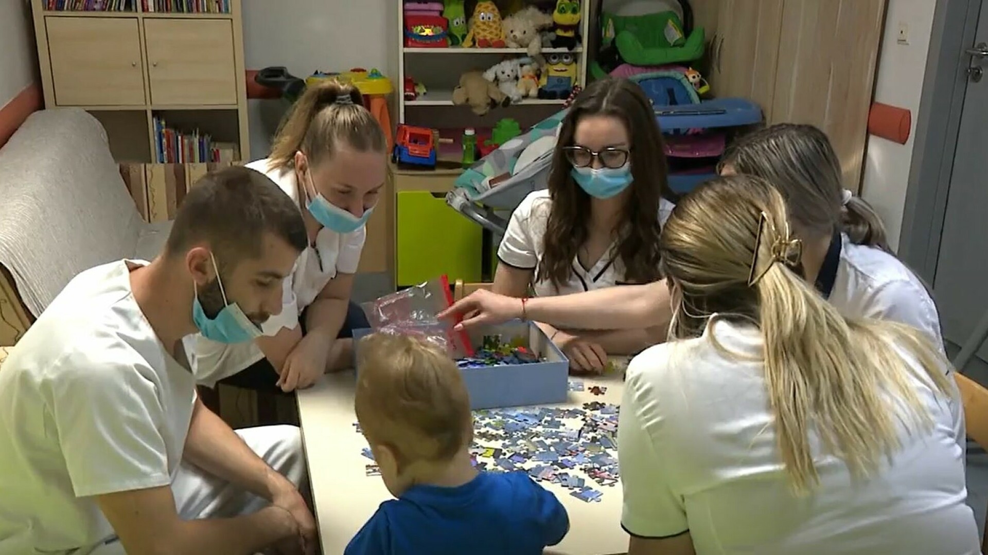 Ima tri godine, a pola života proveo je u bolnici: Mali Leon ukrao srca ...