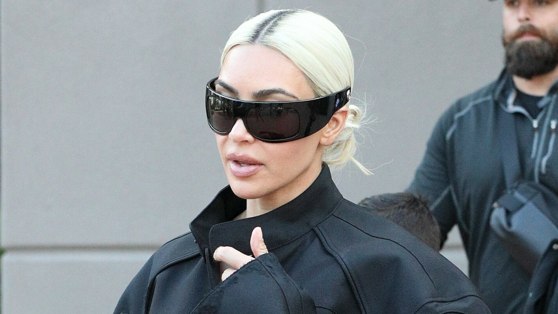 I Kim Kardashian nosi omiljenu (jeftinu) torbu naših mama i baka, ali...