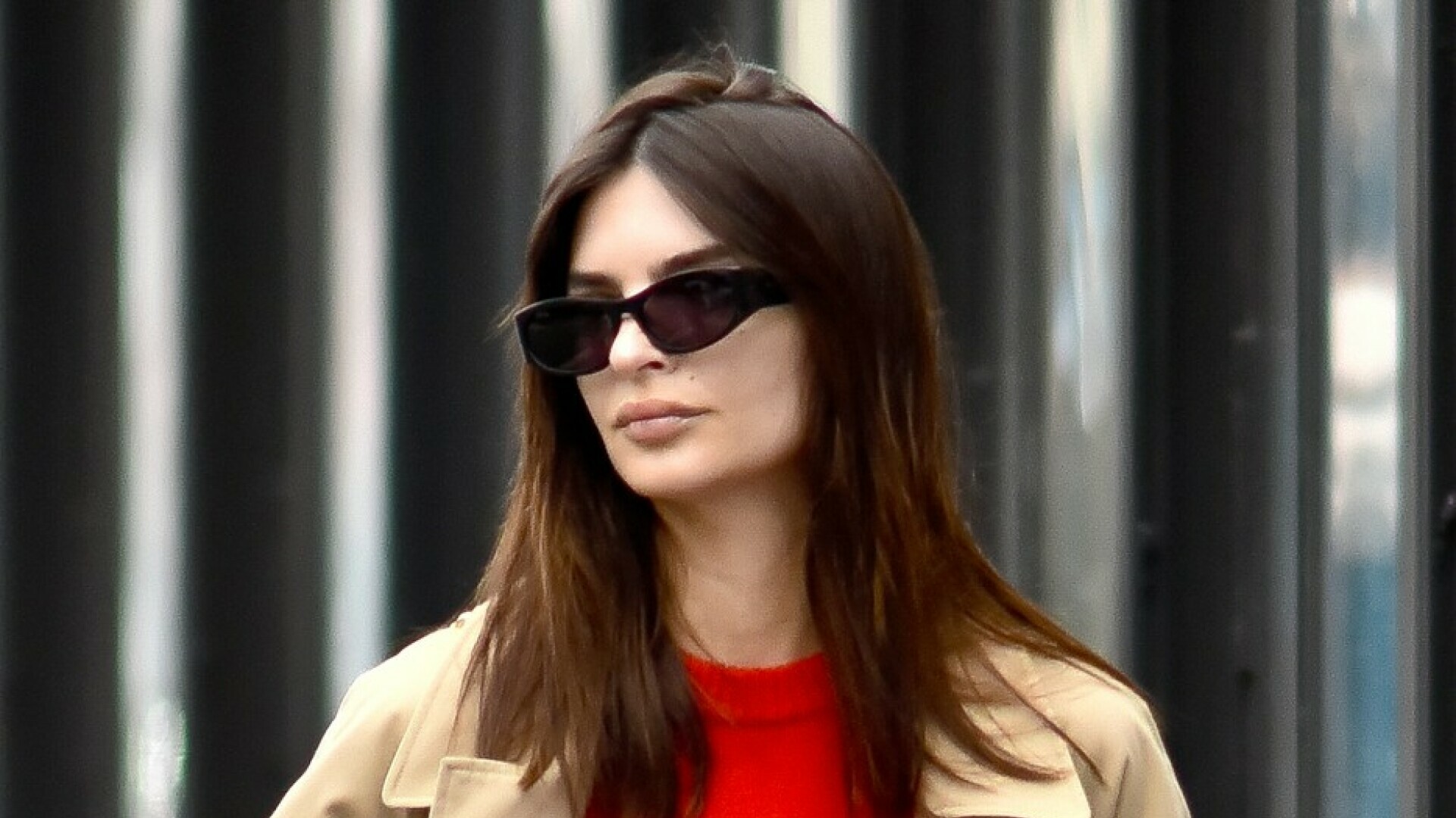 Na utrci Formule 1 svi su gledali samo u nju: Došla je bez majice, a jakna nije uspjela pokriti ...