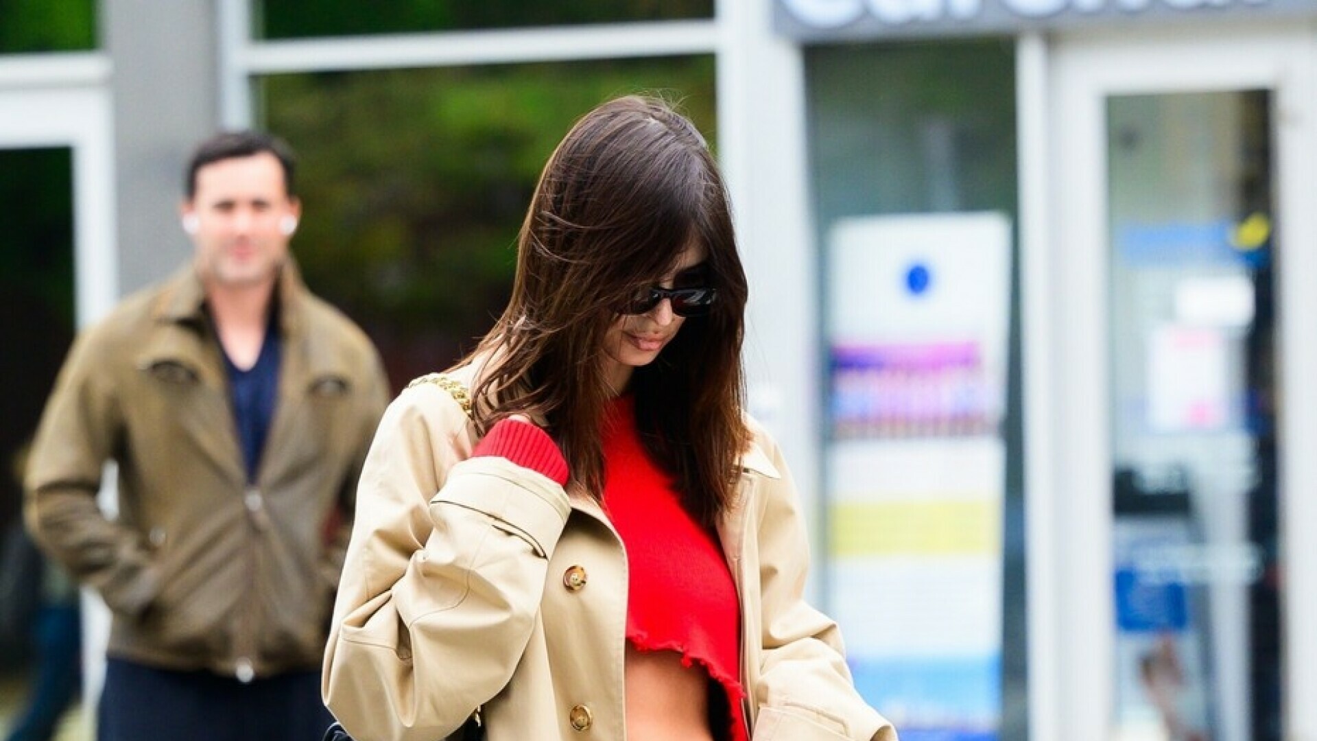 Svi su gledali u nju zbog majice s rupom na mjestu iz kojeg je umalo sve izvirilo, ovo se ne ...