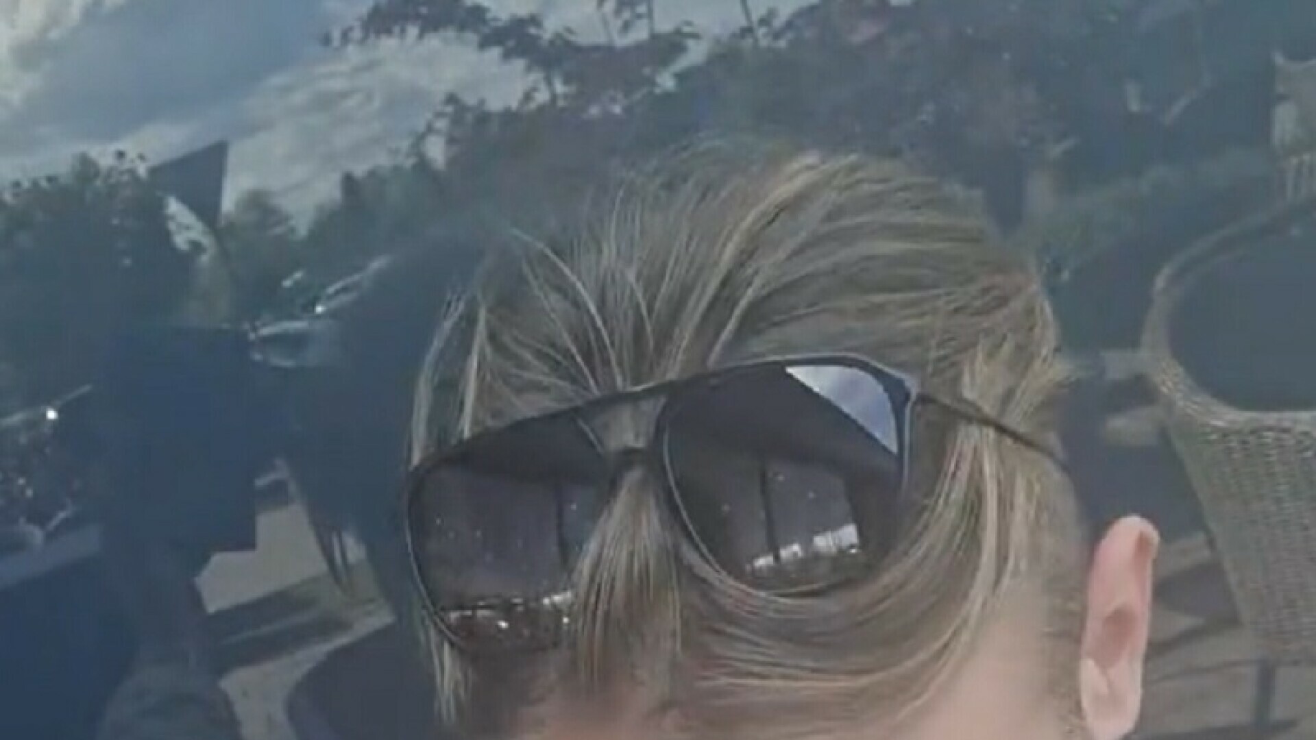 Našu uplakanu pjevačicu dečko je morao tješiti zagrljajima i poljupcima ...