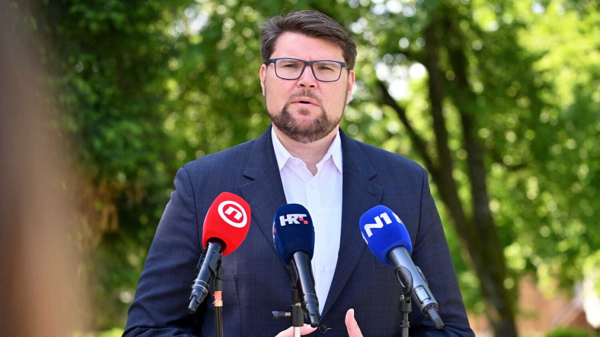 Grbin: "Nema boljeg ljepila od novca"
