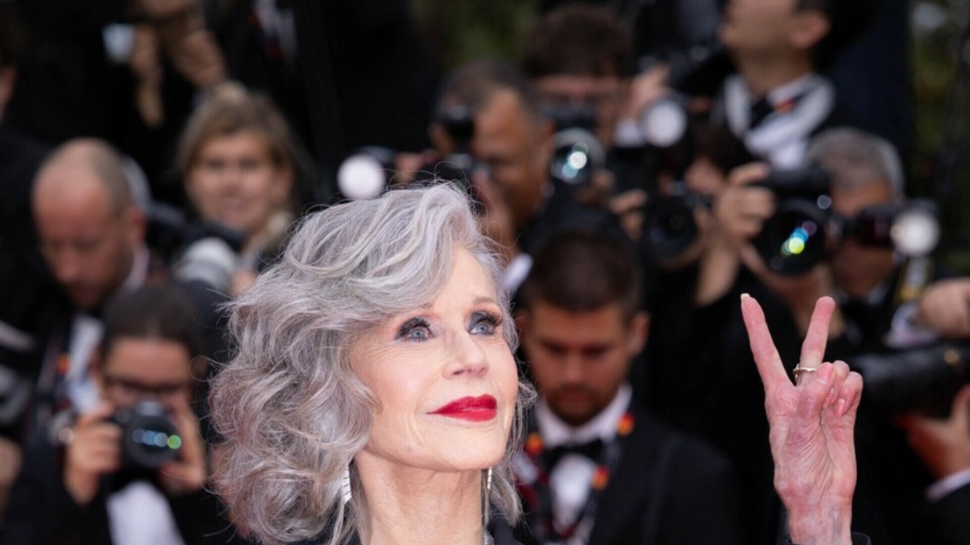 Kakva žena, kakva diva! Jane Fonda u 87. godini pomela crveni tepih u ...