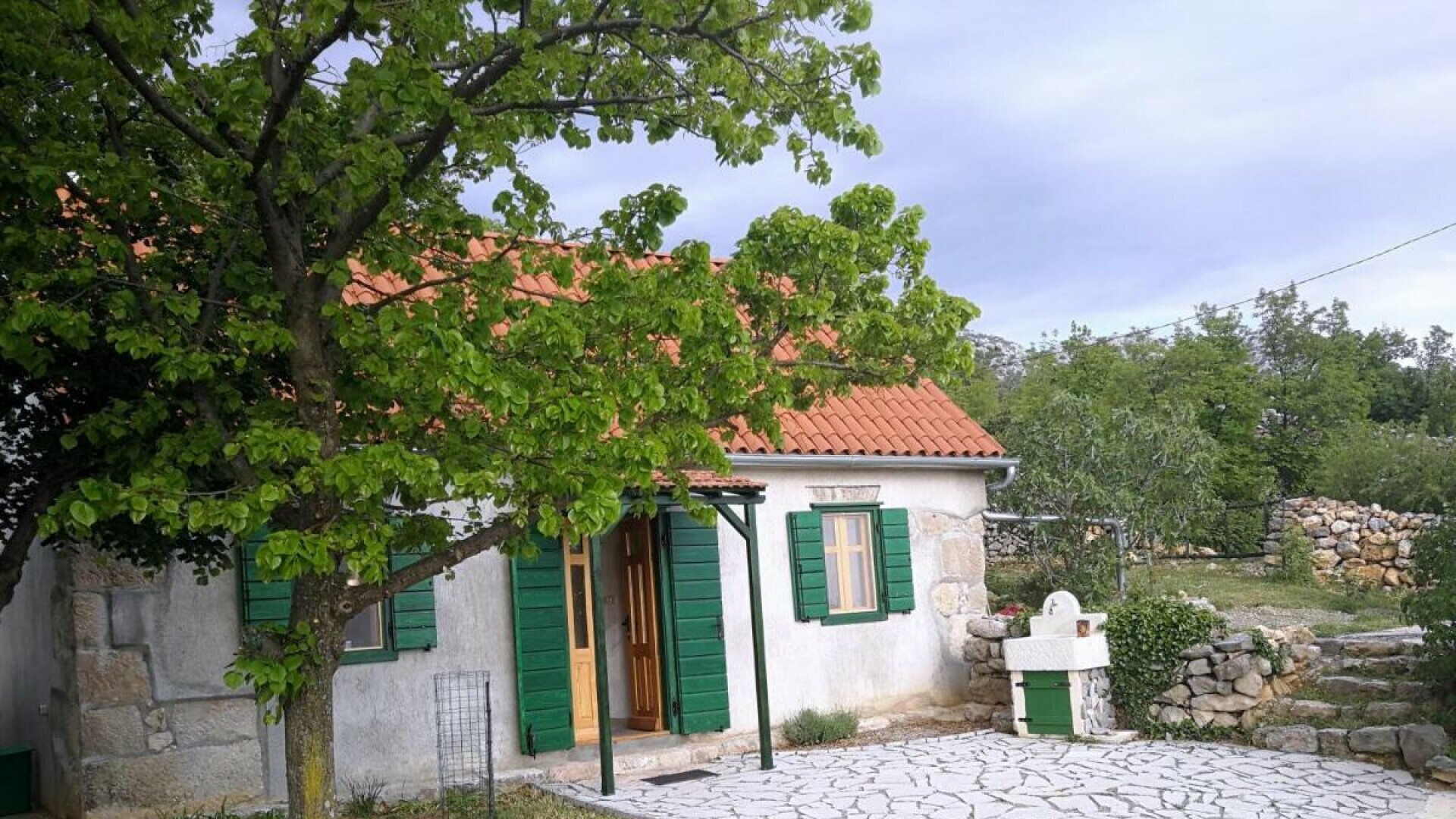 I na Velebitu i na moru: Obnovljena stara planinska kuća s pogledom od ...