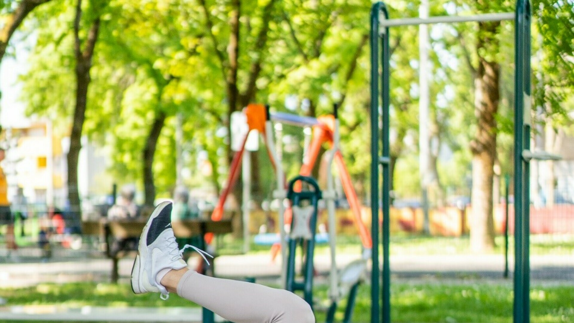 Most s elastičnom trakom: Vježba koja zateže donji dio trbuha i ...