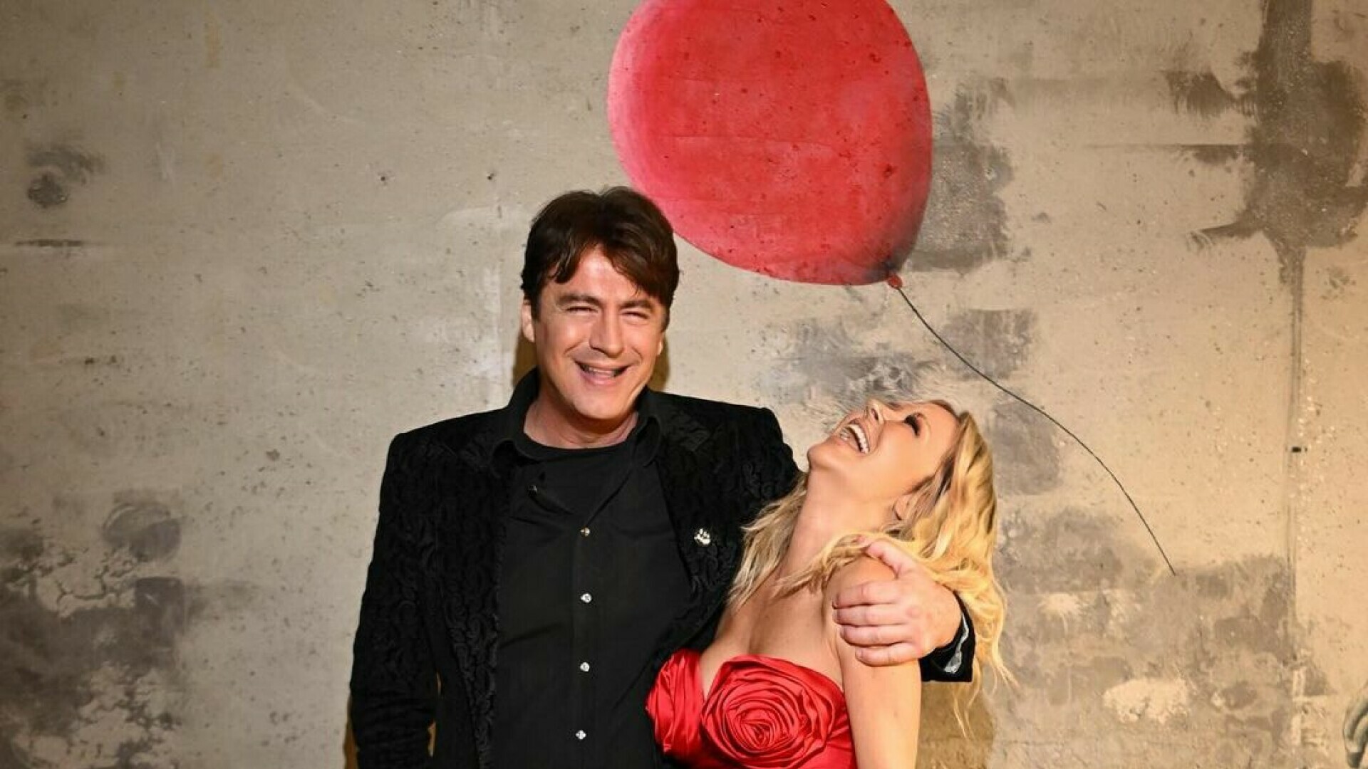 Maja Šuput pozirala je u zagrljaju našeg pjevača koji je miljenik ...