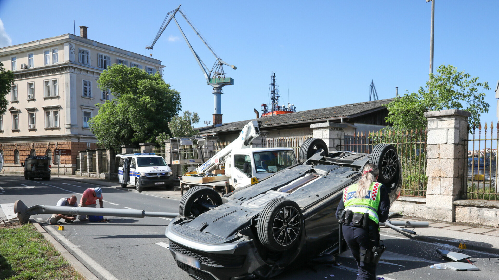 FOTO Krš i lom na obali: Zabio se autom u stup, srušio ga i prevrnuo se na krov
