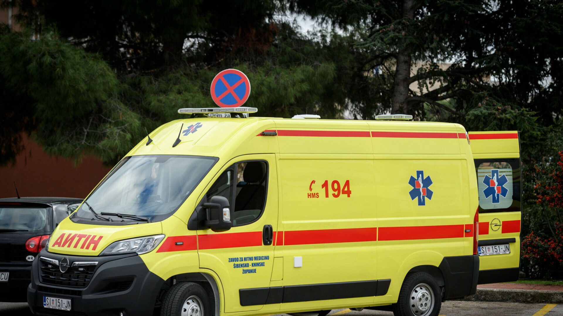 Nesreća na autocesti kod Draganića: Automobil sletio s ceste, službe na terenu