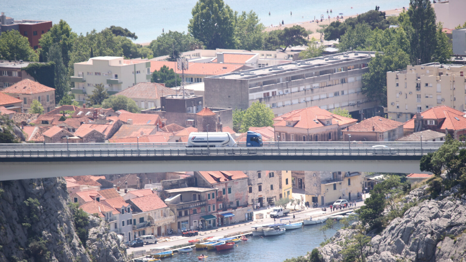FOTOGALERIJA Most iznad Omiša pušten u promet, na otvaranje stigli i prosvjednici