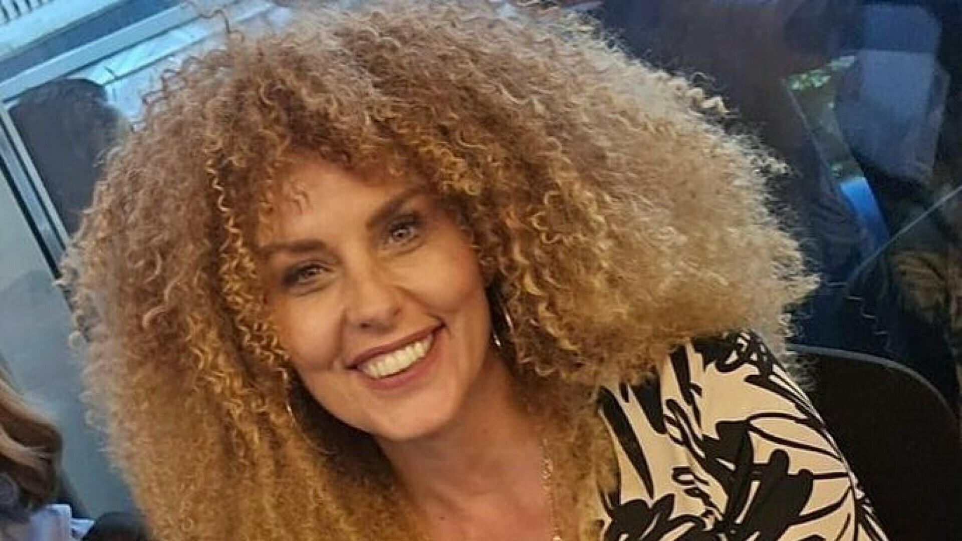 Anđa Marić sa štapom u ruci i širokim osmijehom na licu još jednom ...