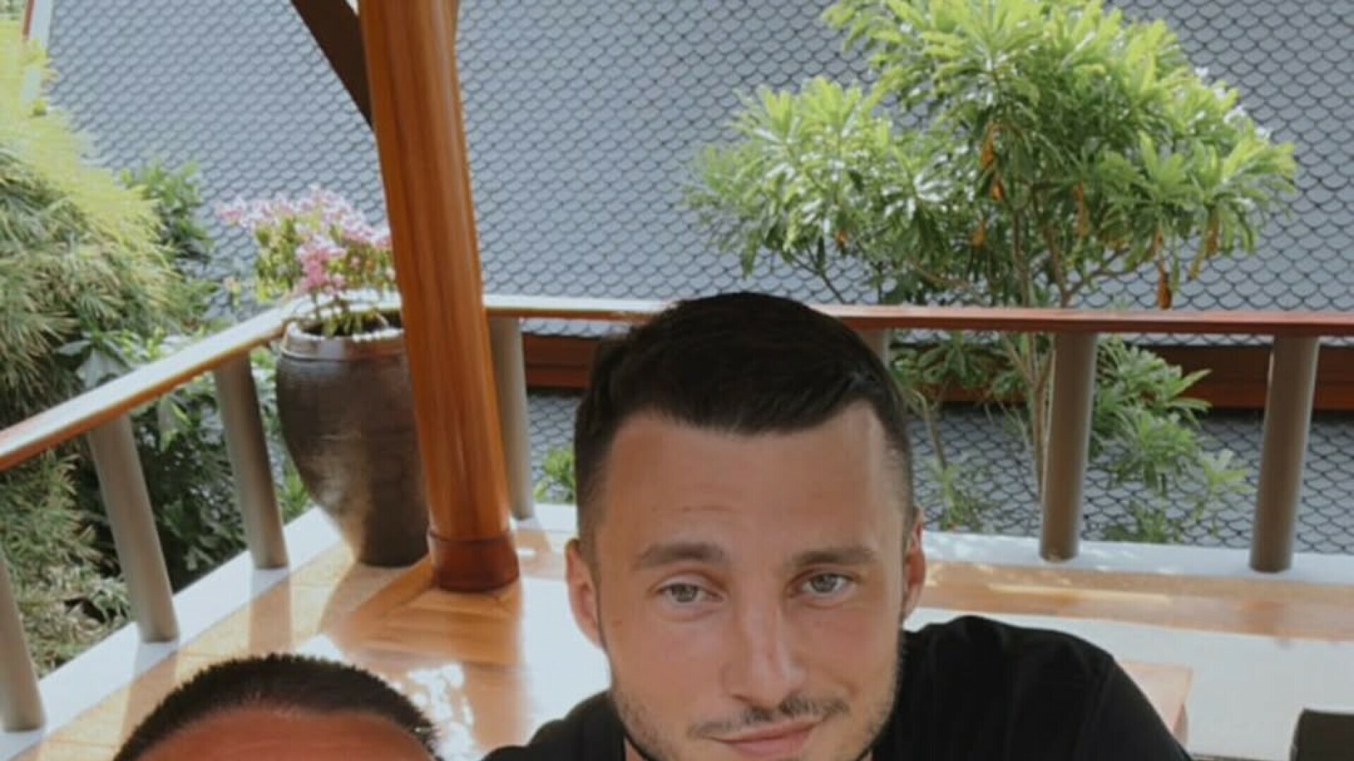 Slavni pjevač ima novog partnera? Glumi u erotskim filmovima, a malo je ...