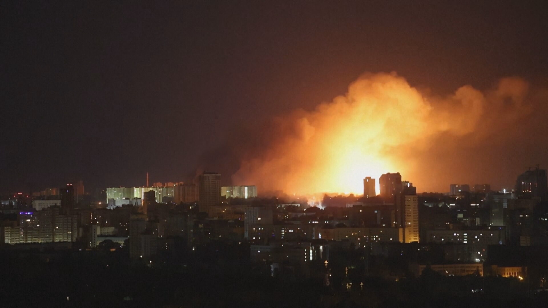 VIDEO Rusija dronovima zasula Kijev: Pogođene stambene zgrade, objavljene snimke napada