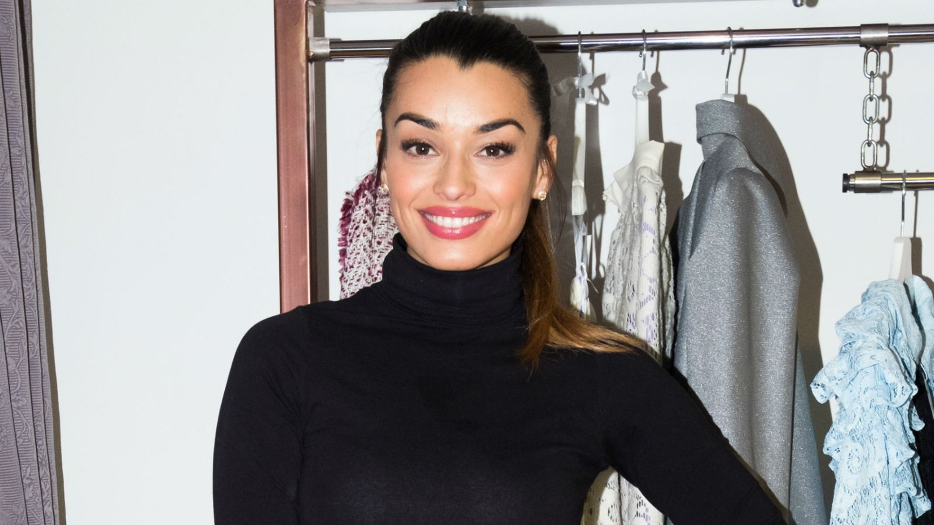 Sementa Rajhard: Uska haljina koja slavi ženstvenu figuru pješčanog sata