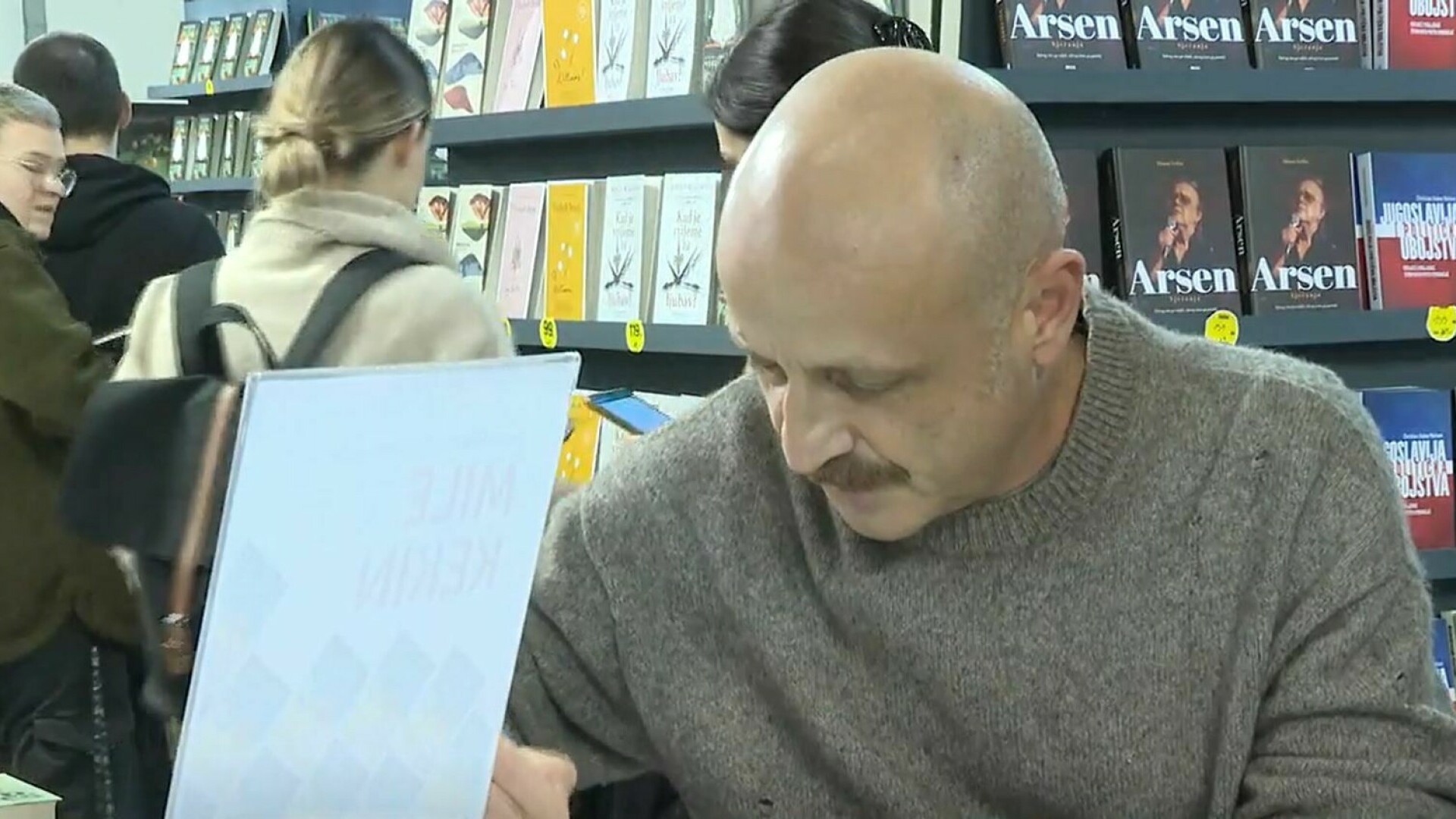 Supruga Mile Kekina iznenadila odjevnom kombinacijom kakva se u Saboru ne viđa često!