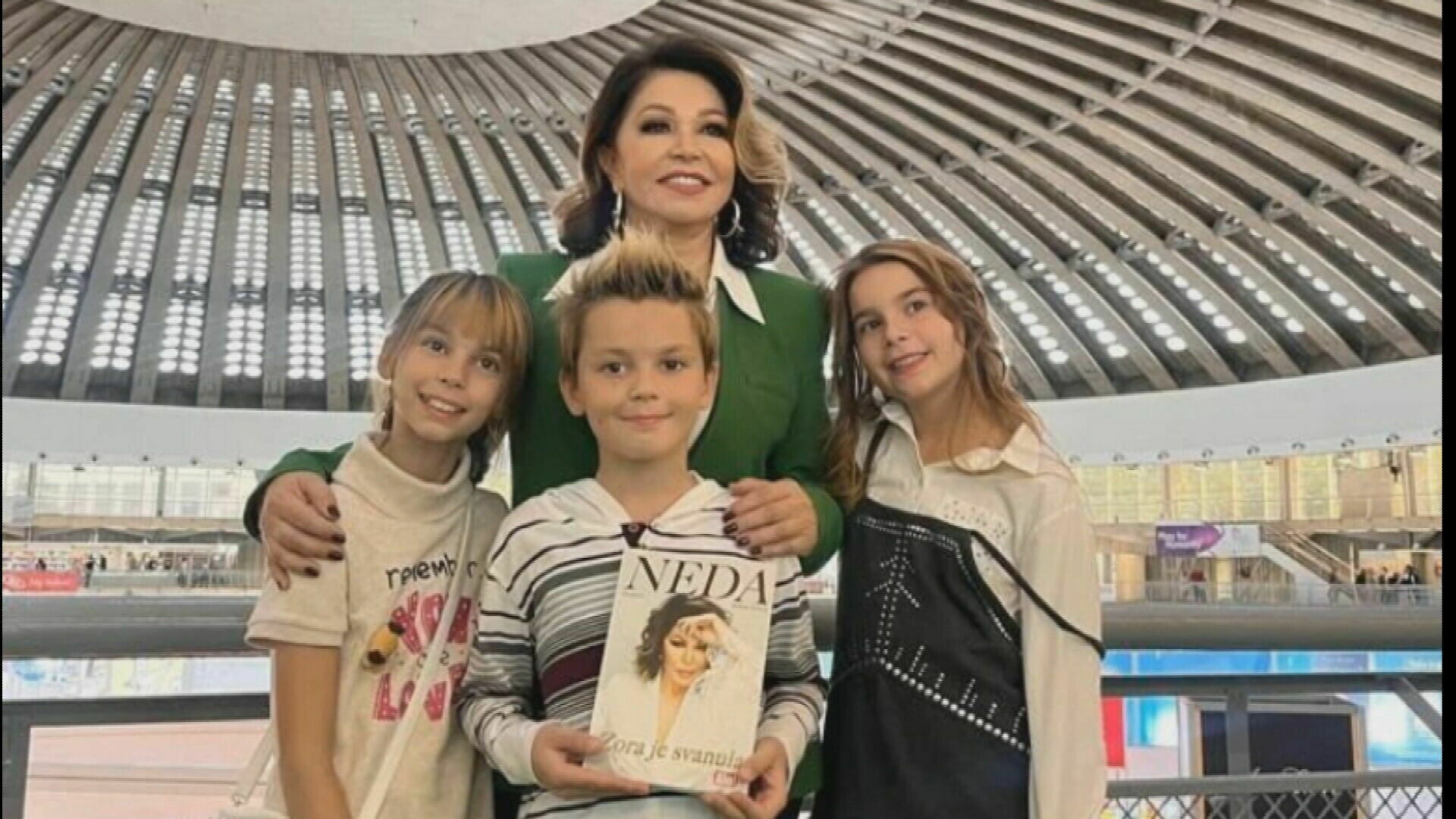 Neda Ukraden u osmom desetljeću okida selfie u bikiniju i uživa u životu: ''Broj 1 na Balkanu ...