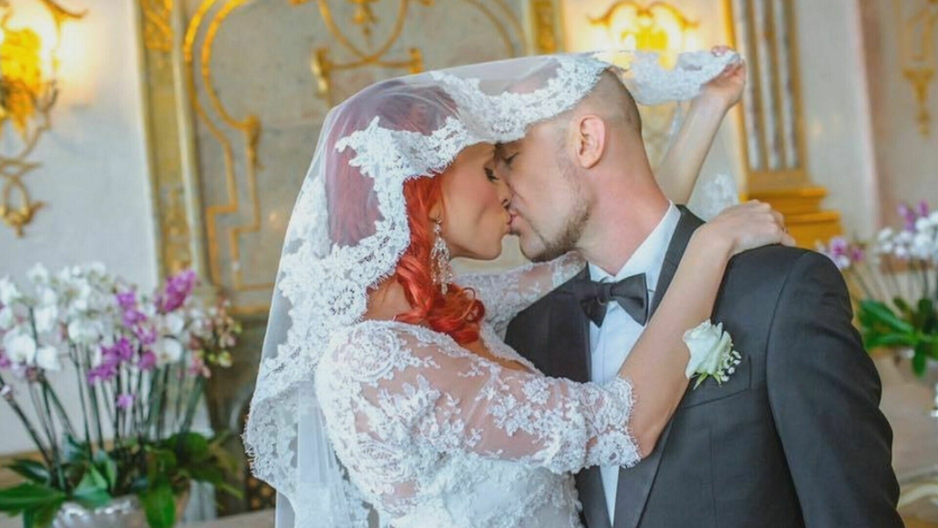 Atraktivna supruga osnivača Colonije mamila je uzdahe u zajedničkom izlasku, a ni on joj se ...