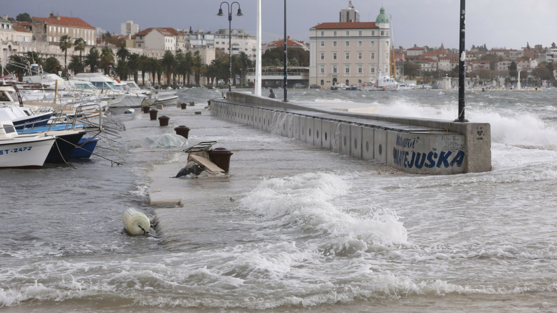 VIDEO/FOTO Kaos zbog nevremena: More nosilo automobile, devastiralo ...