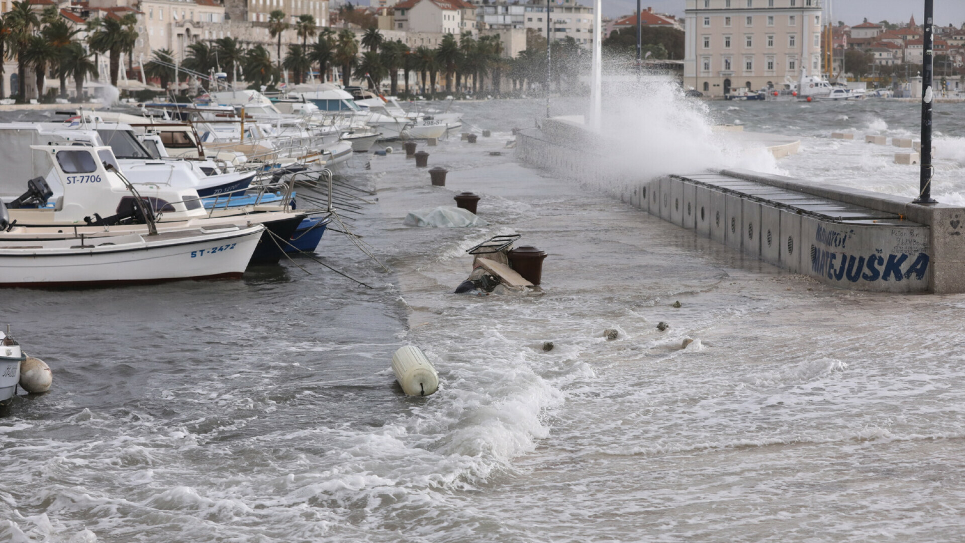 VIDEO/FOTO Kaos zbog nevremena: More nosilo automobile, devastiralo ...