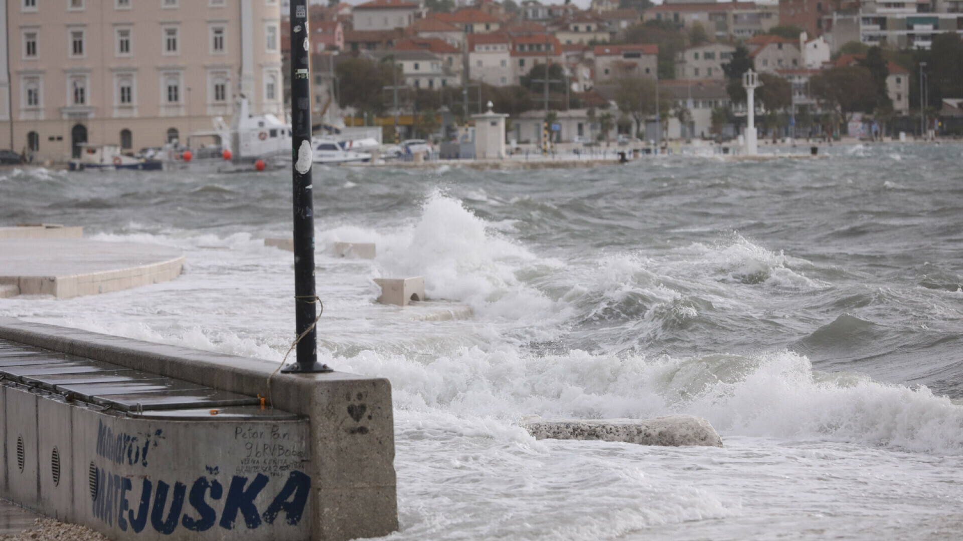 VIDEO/FOTO Kaos zbog nevremena: More nosilo automobile, devastiralo ...