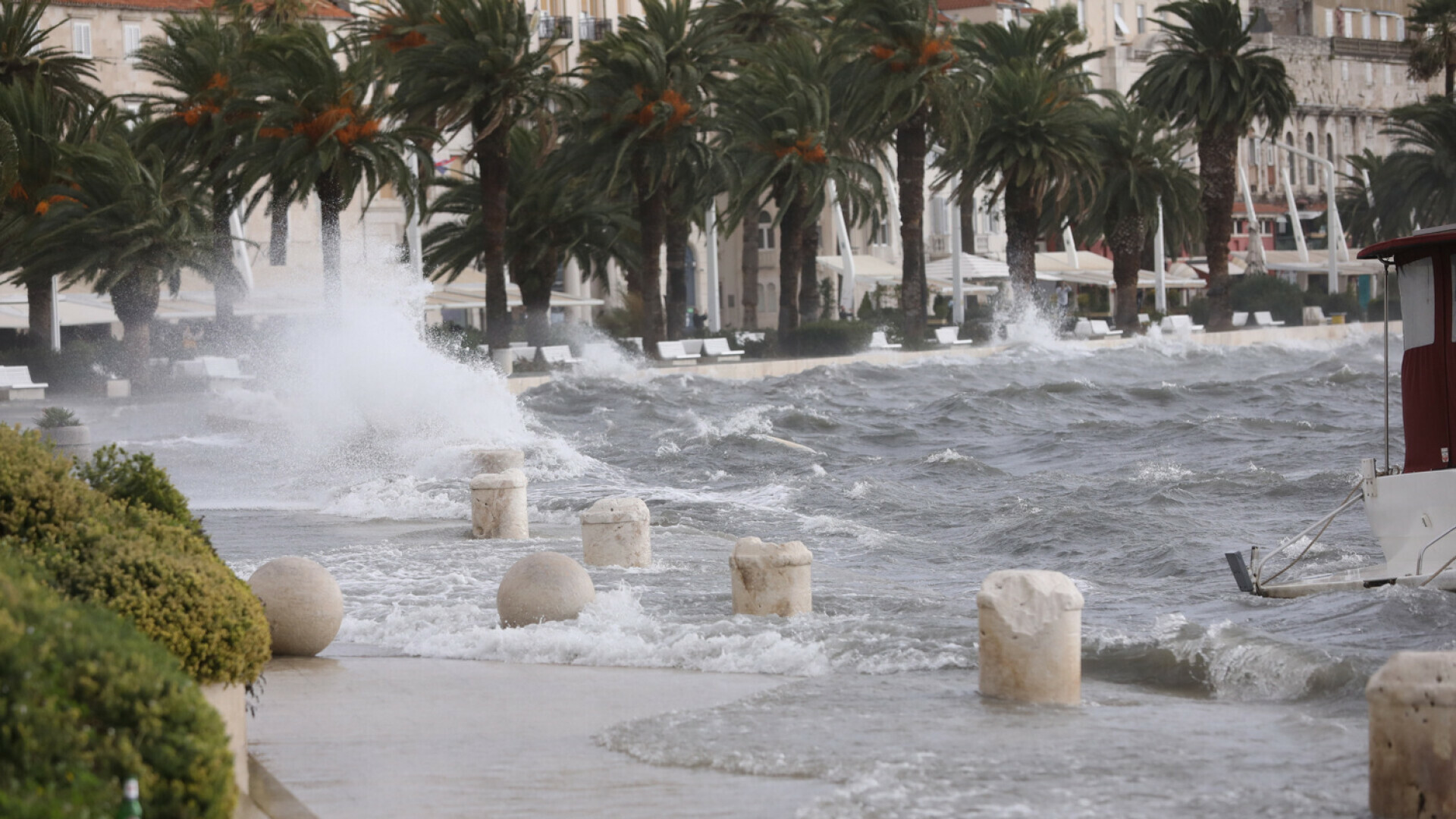VIDEO/FOTO Kaos zbog nevremena: More nosilo automobile, devastiralo ...