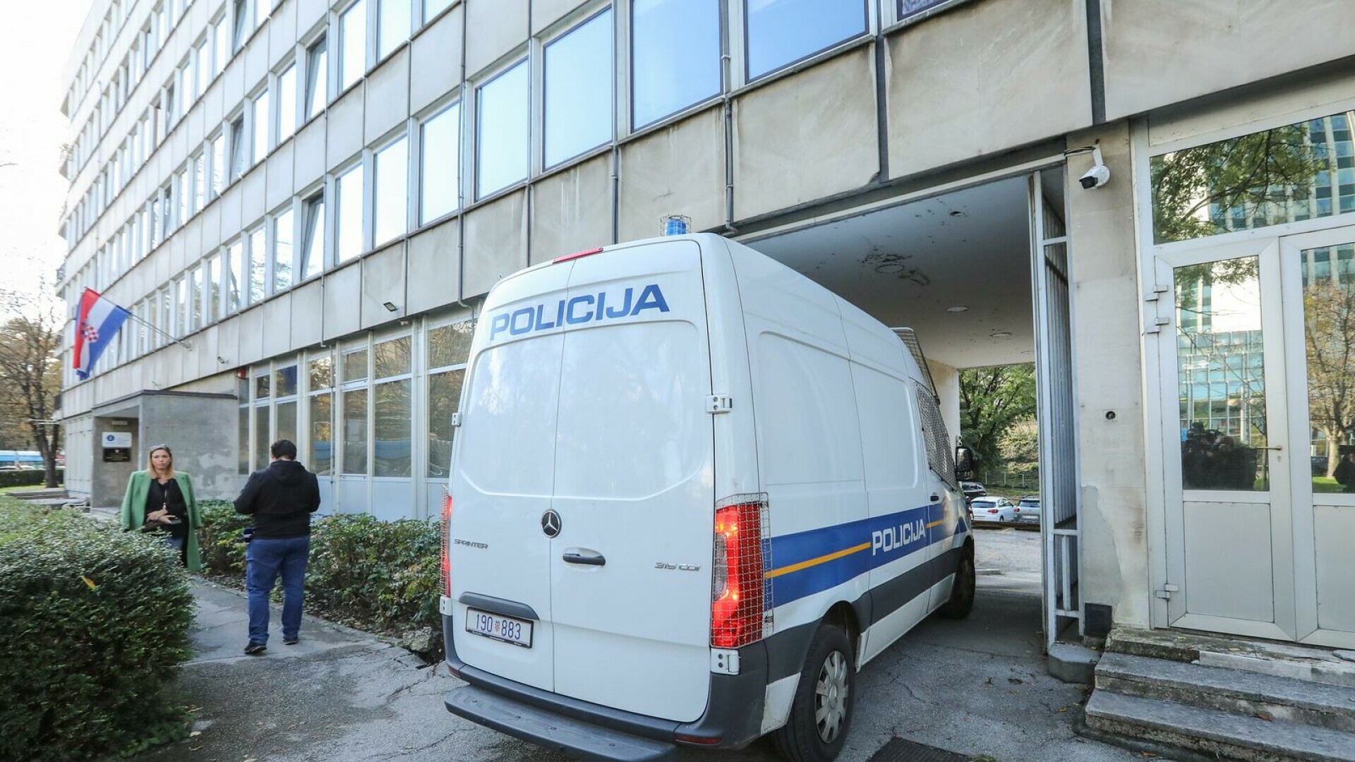 FOTO Pogledajte kako policija dovodi osumnjičenike iz velike akcije na ...