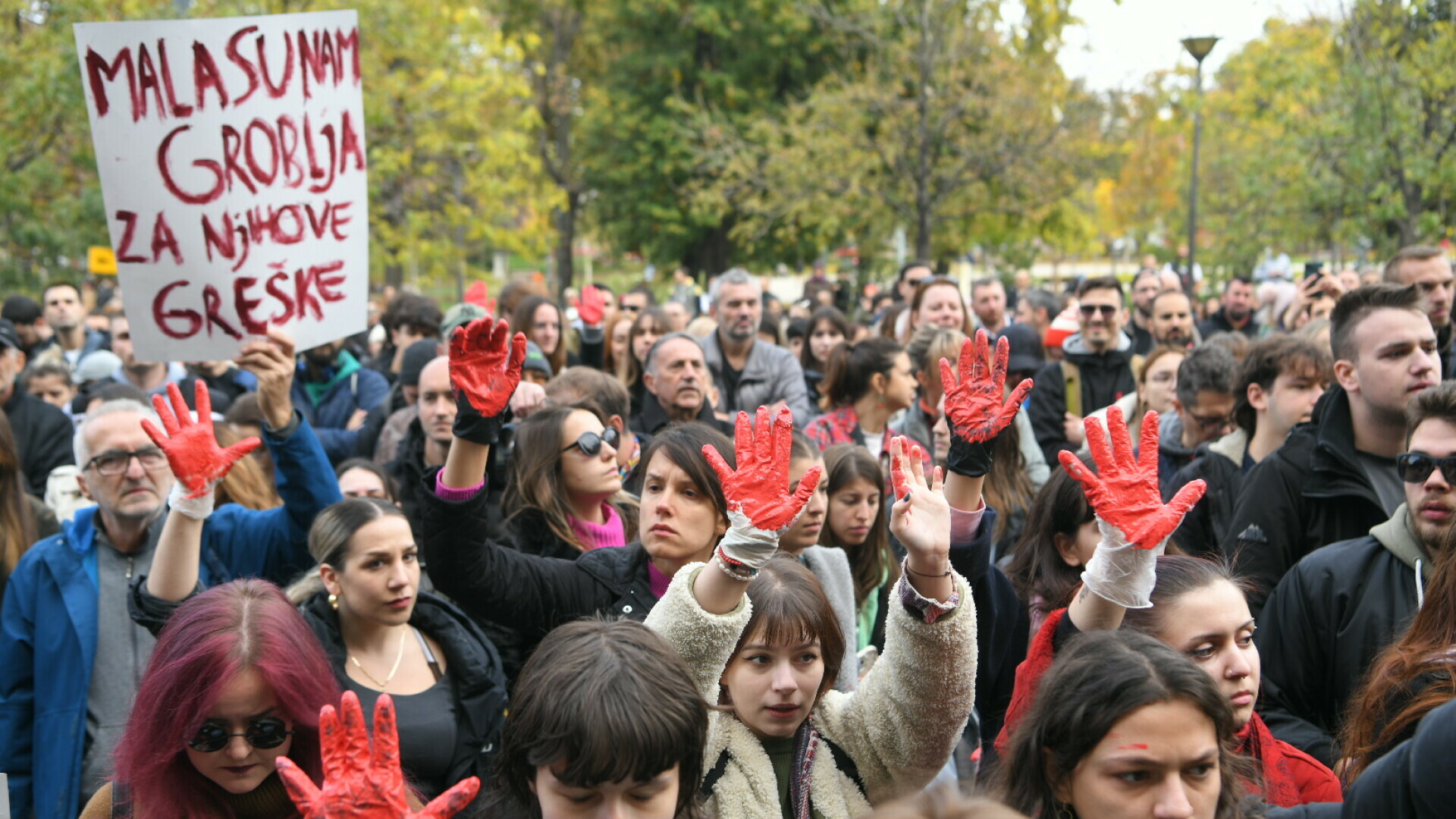 FOTO "Krvave ruke" ispred vlade i suda: "Zločin, a ne tragedija ...