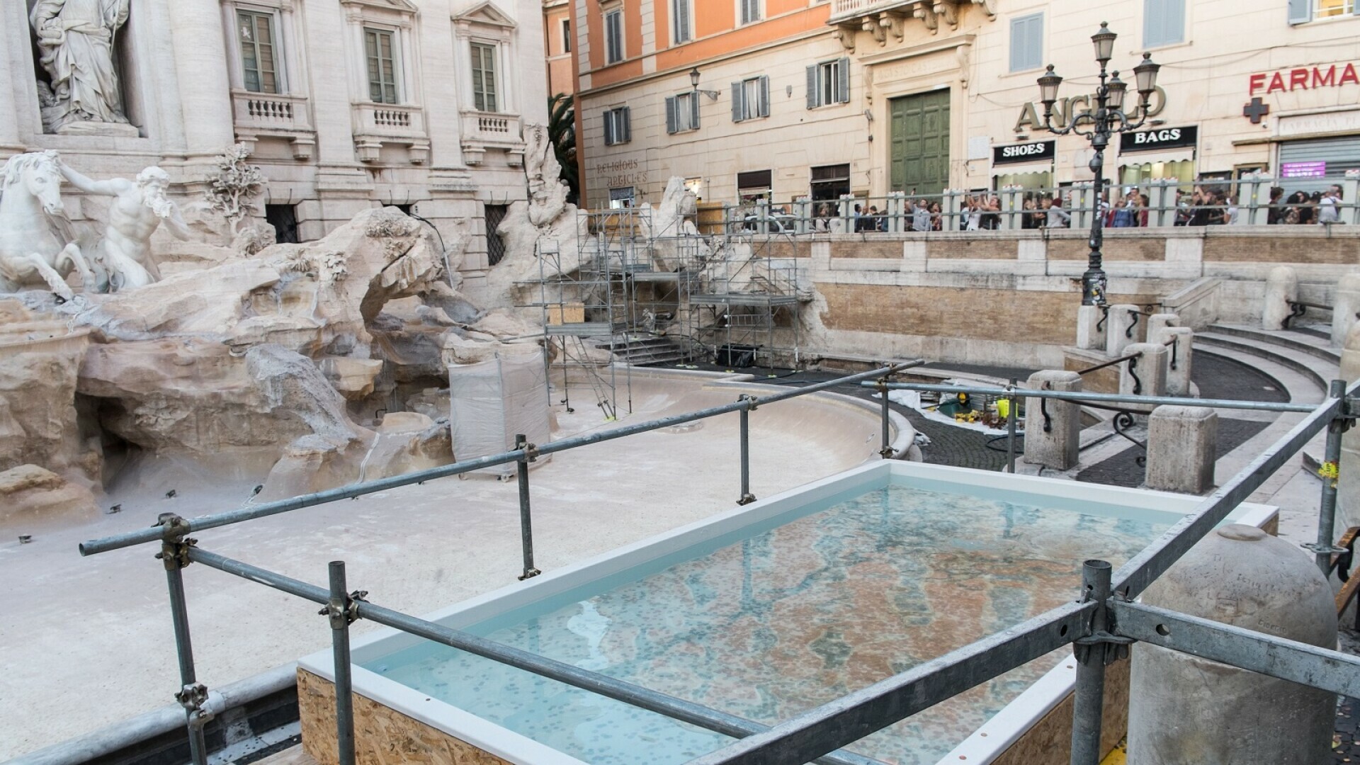 Bazen ispred fontane di Trevi u Rimu