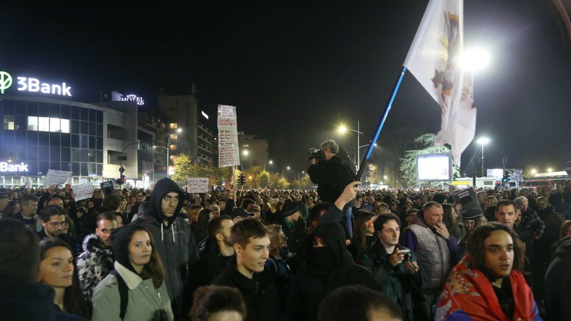 VIDEO/FOTO Potpuni kaos u Novom Sadu: Prosvjednici porazbijali prozore skupštine, letjele dimne ...
