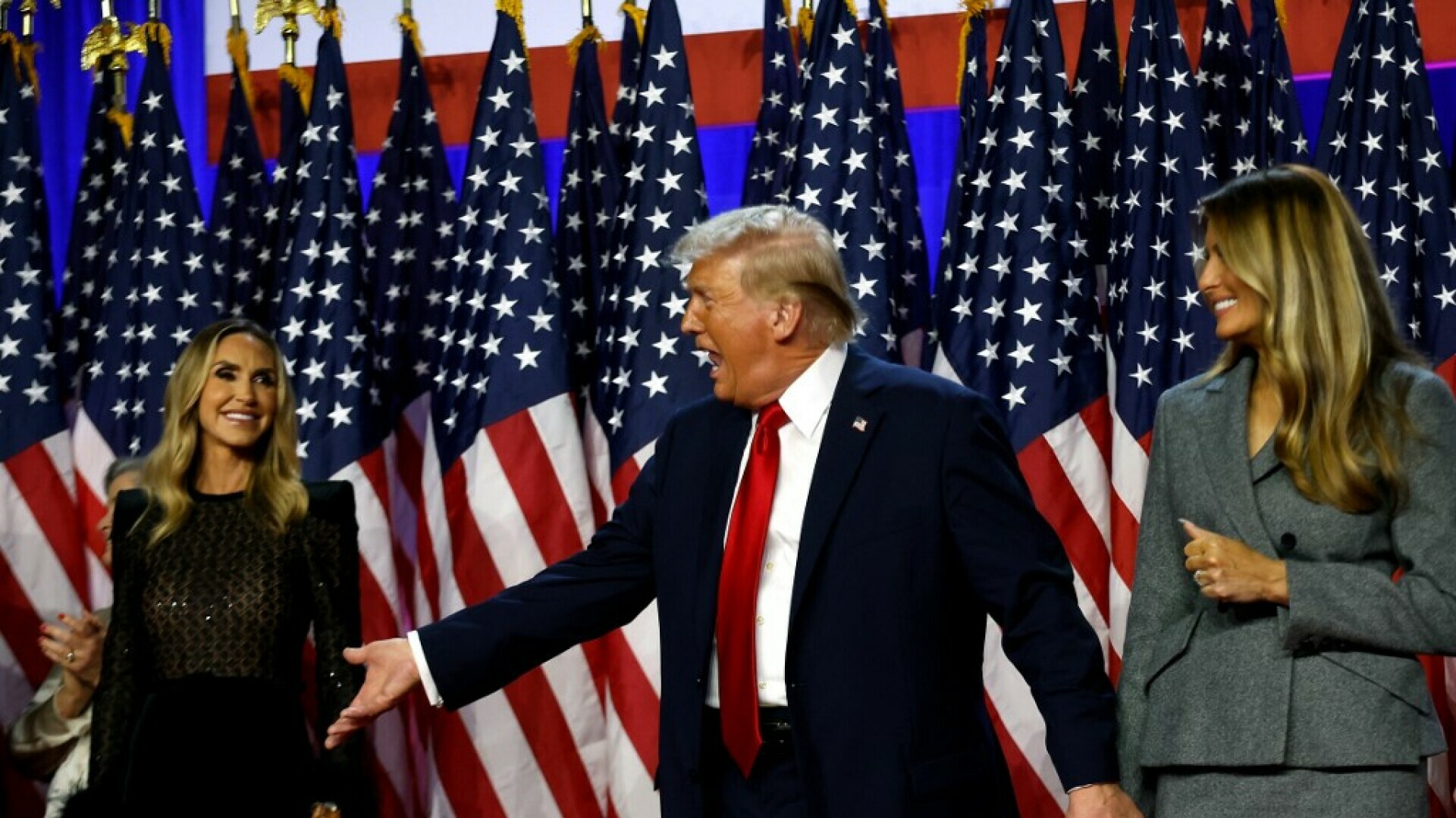 Odjevena u crnu prozirnu majicu, ona je uz Melaniju stajala najbliže ...