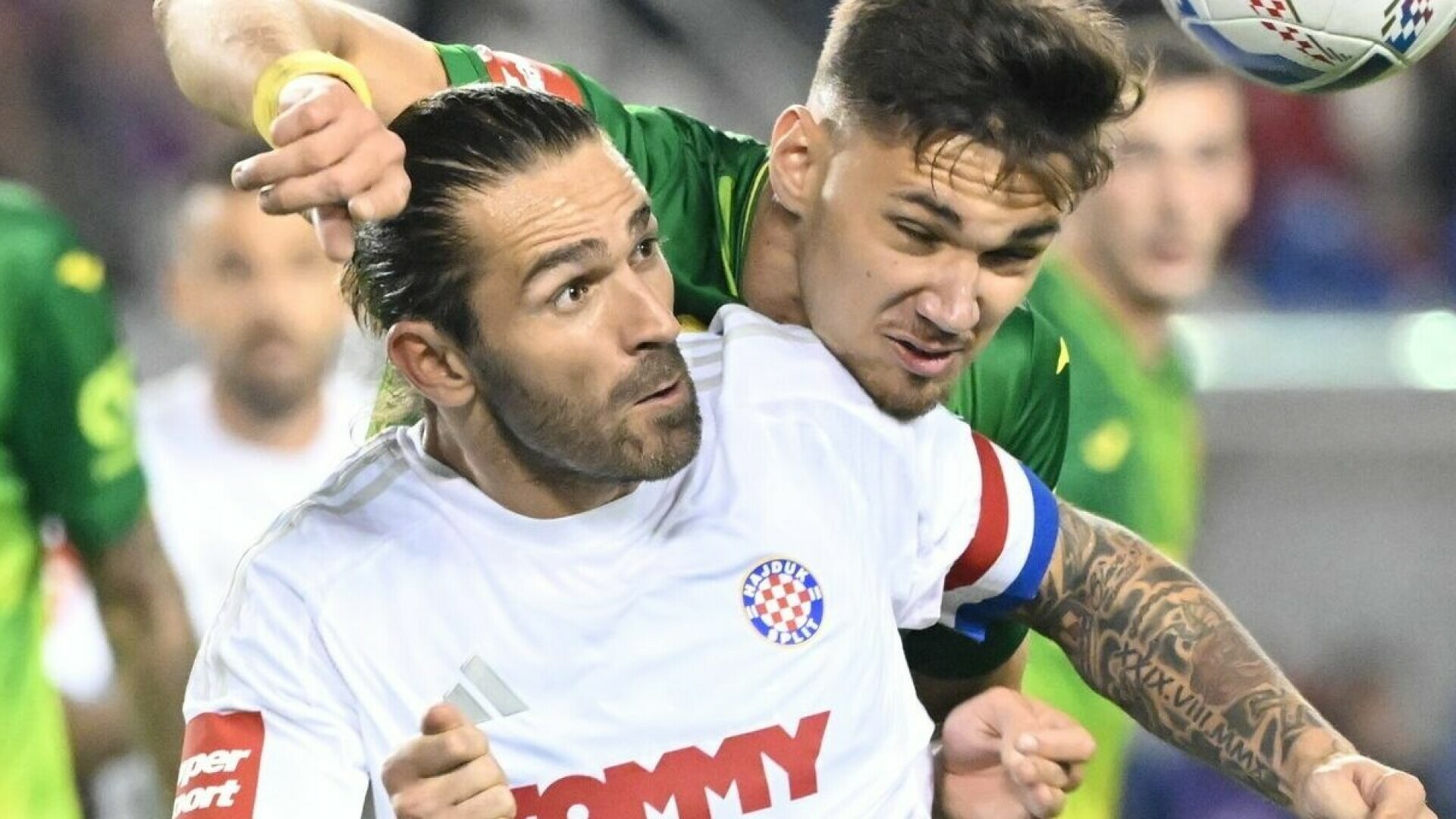 Uh, kako je ovo bilo blizu! Livaja zamalo zabio ljepoticu kola ...