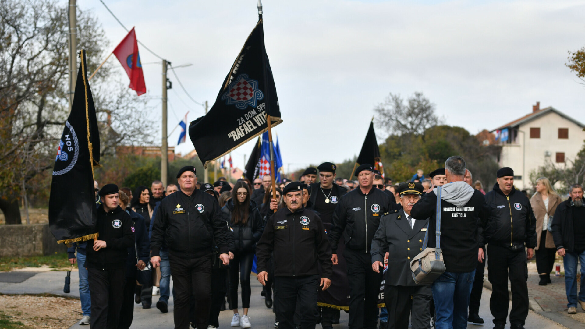 FOTO Pogledajte dolazak Skeje i HOS-ovaca u Škabrnju: Razvili zastavu s ...