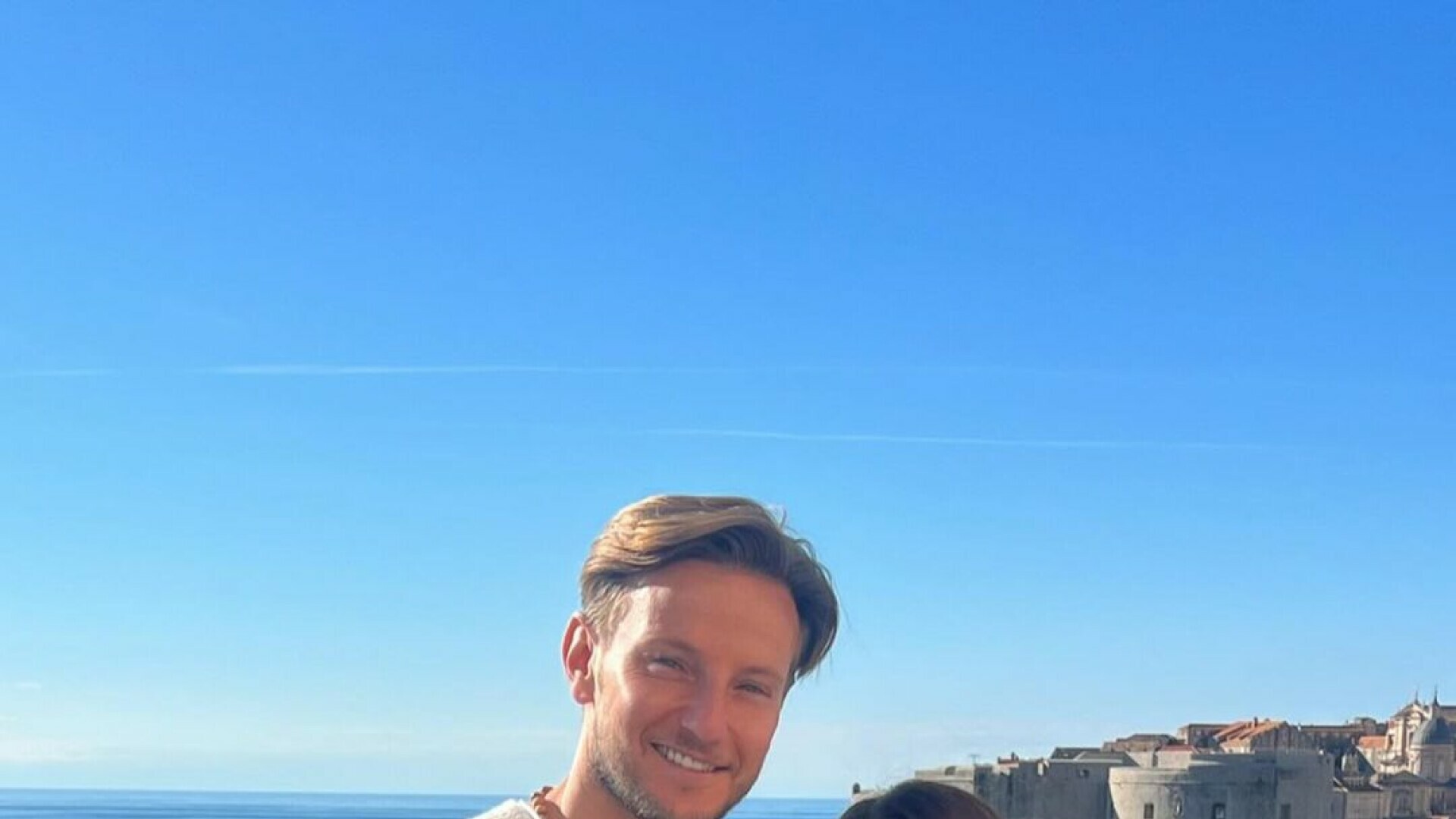 Rakitićeva Raquel u zagrljaju jedne posebne dame uživala je na krajnjem ...