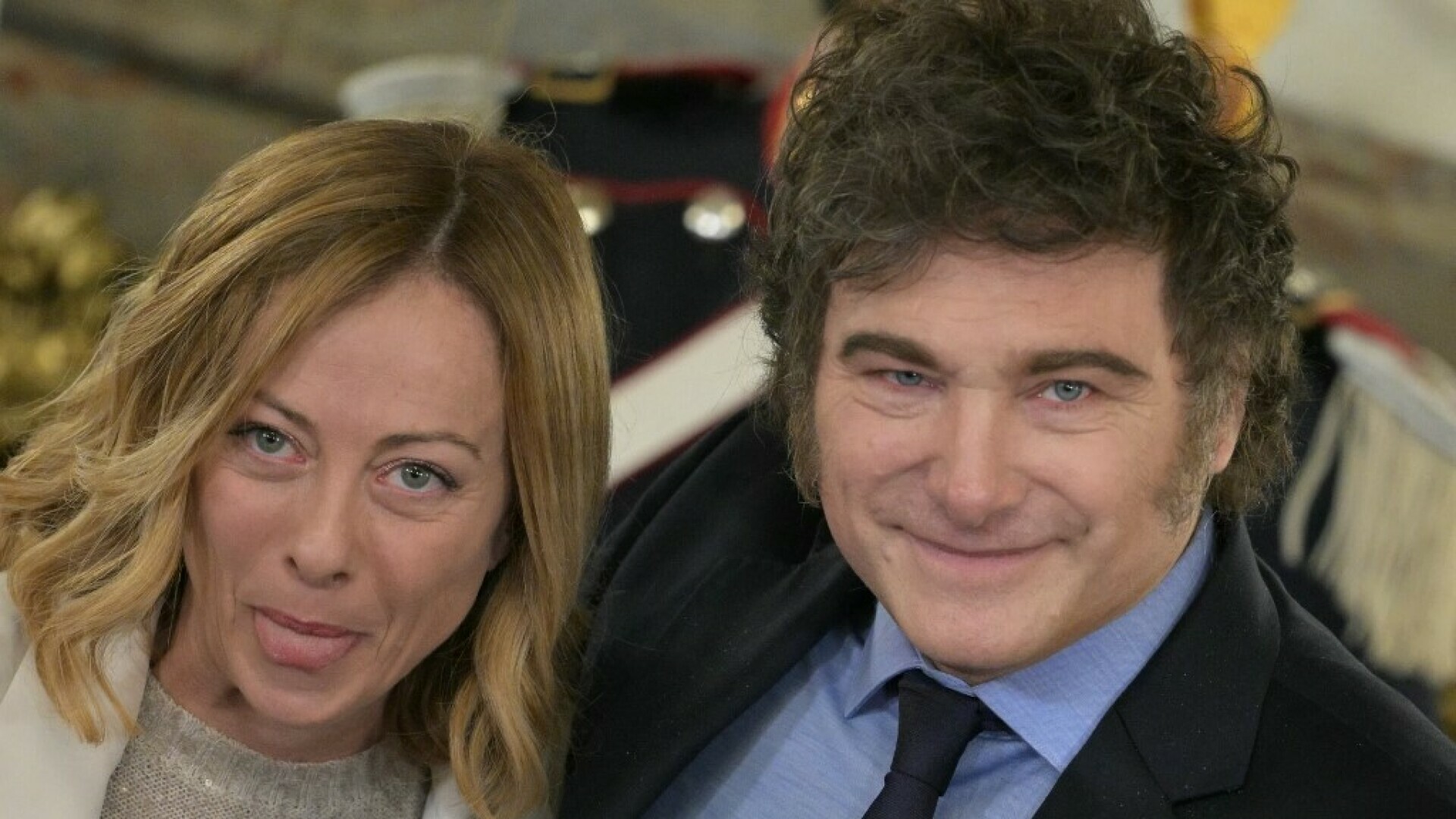 Predsjednik poklonio premijerki figuricu sebe kako maše motornom pilom