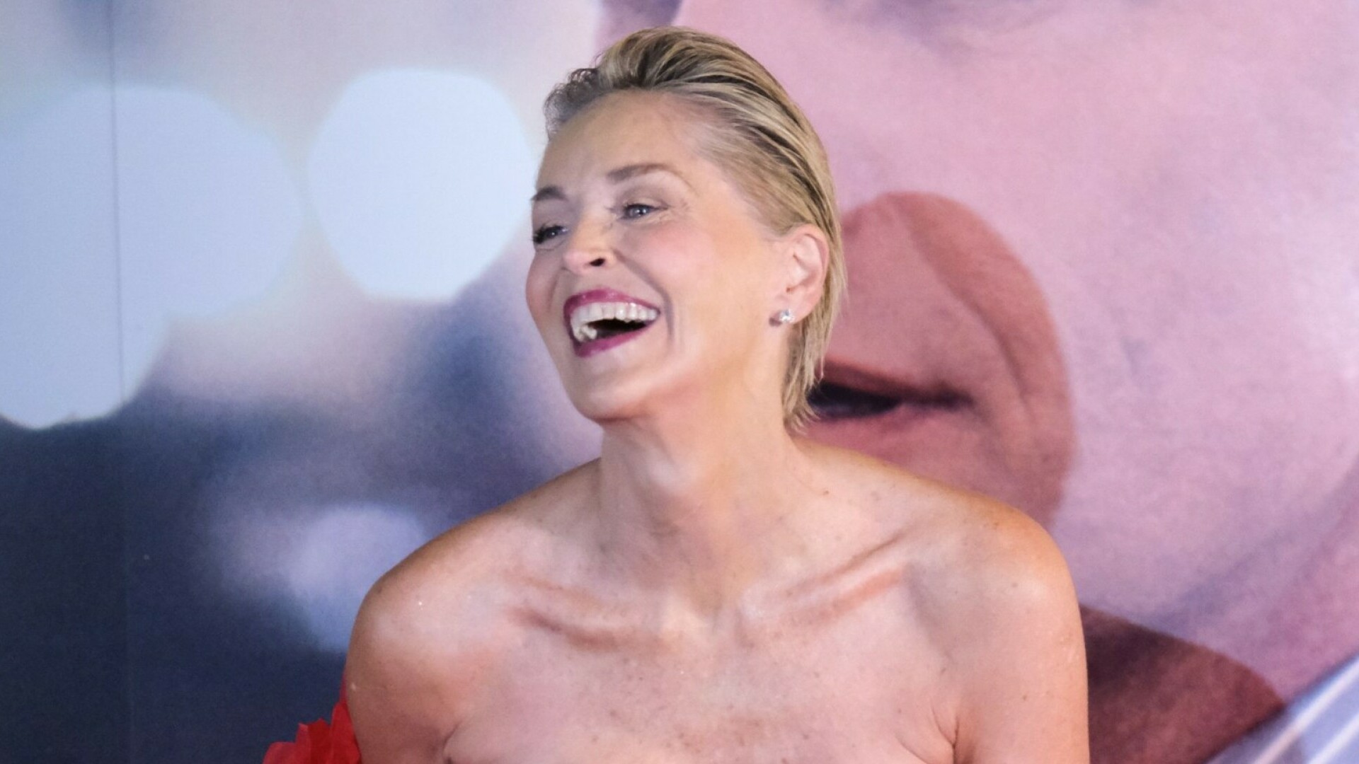 Izgleda senzacionalno! Haljina Sharon Stone stvorena je za dive