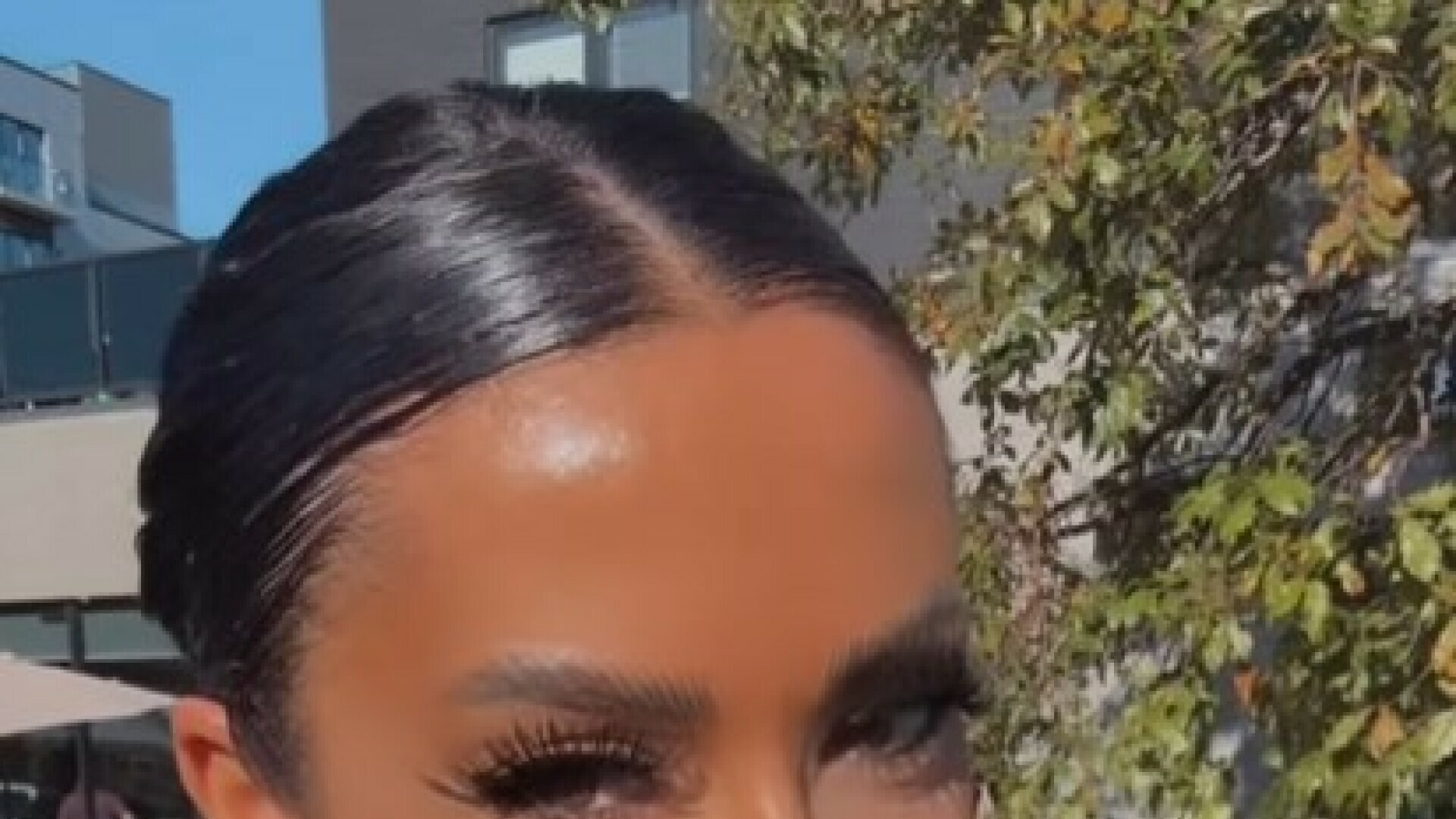 Zanosna crnka iz Grčke zapjevala je hit Lepe Brene, pa postala hit na ...