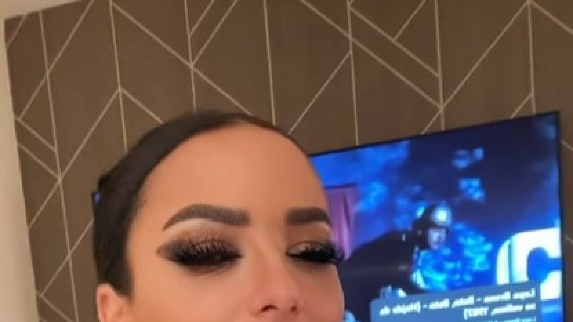 Zanosna crnka iz Grčke zapjevala je hit Lepe Brene, pa postala hit na ...