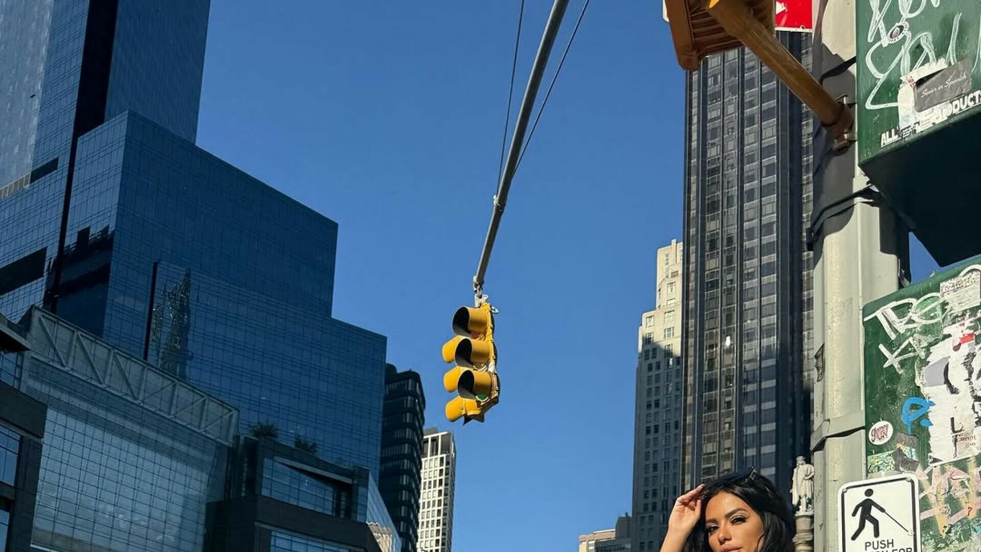 Zanosna crnka iz Grčke zapjevala je hit Lepe Brene, pa postala hit na ...