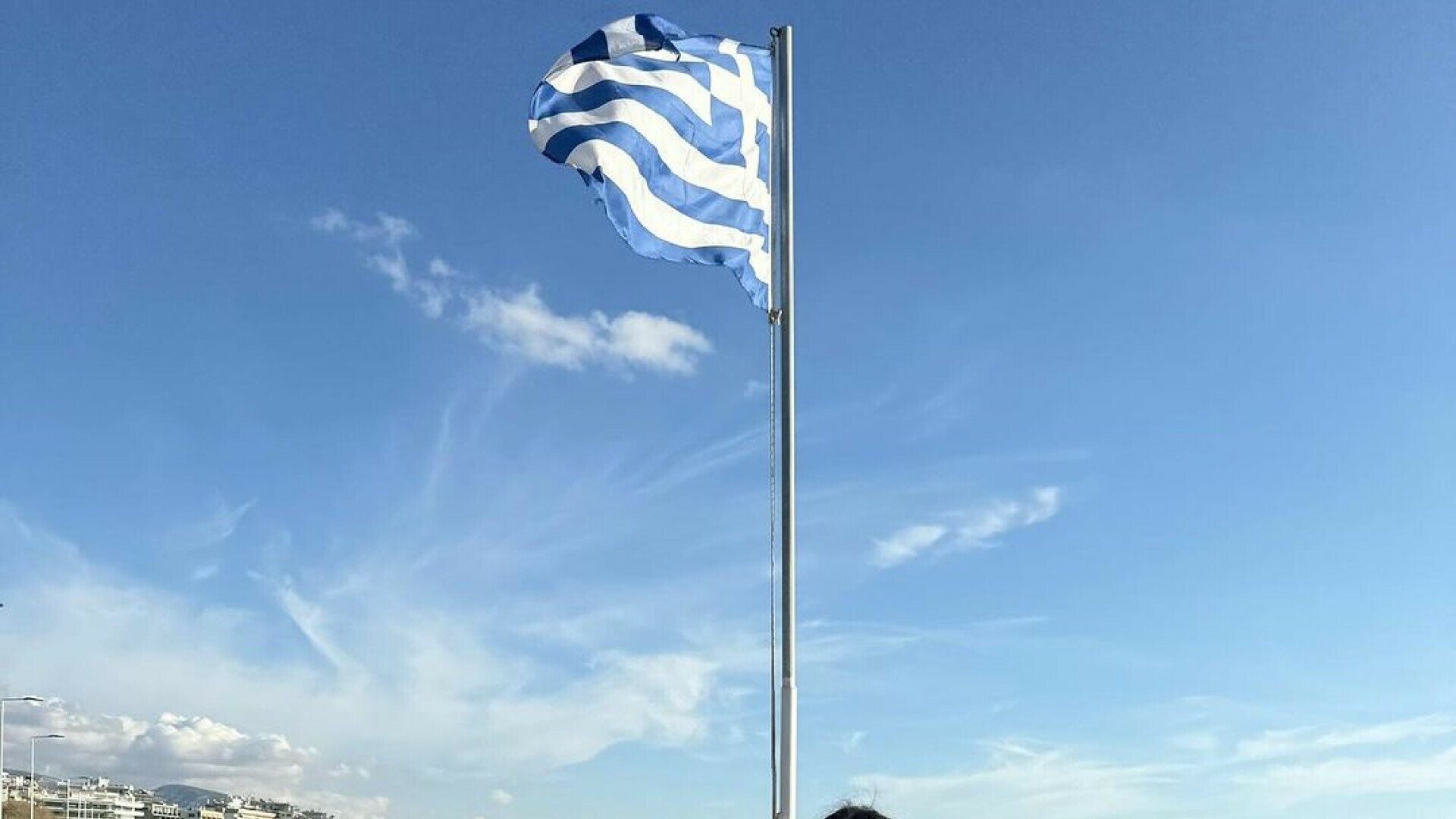 Zanosna crnka iz Grčke zapjevala je hit Lepe Brene, pa postala hit na ...