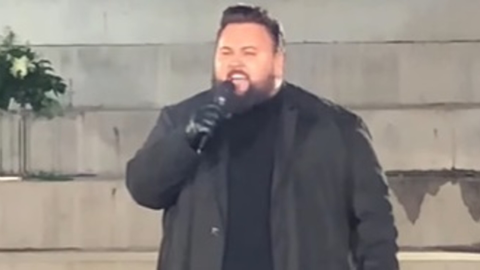 Jacques Houdek ispod Vukovarskog vodotornja zapjevao jednu od ...