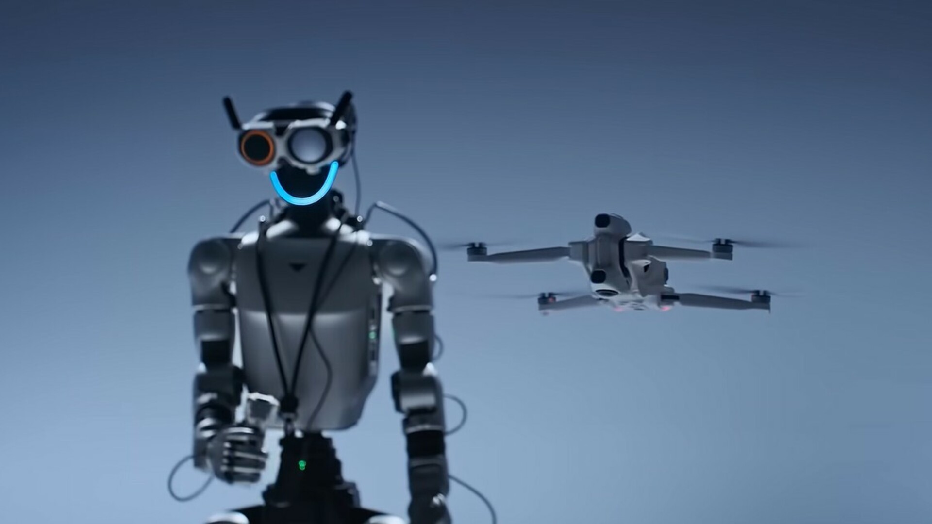 VIDEO Evo nečeg što ne vidite svaki dan: Humanoidni robot upravlja dronom